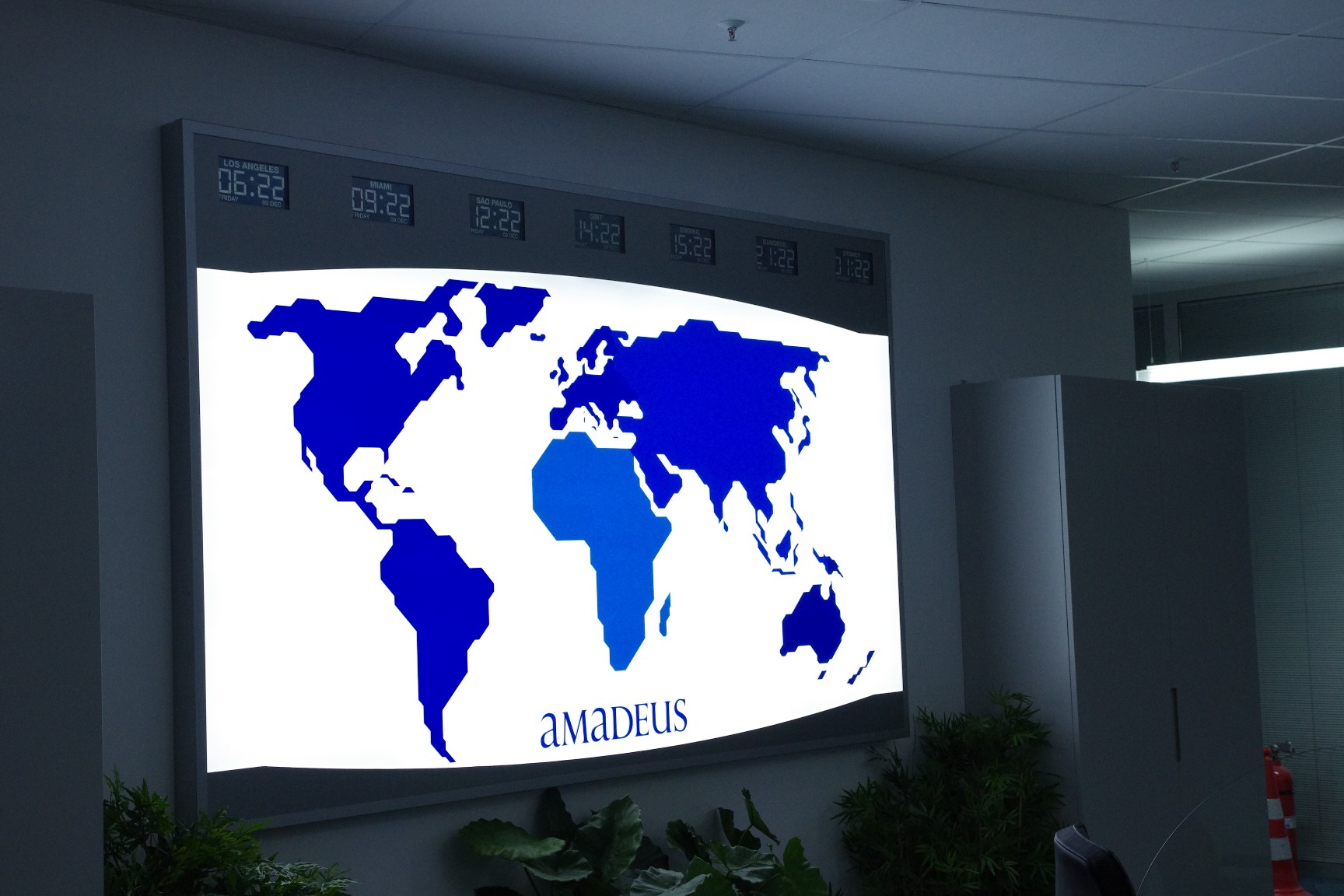 Amadeus’ operation room of their computer centre in Erding by livebau ...