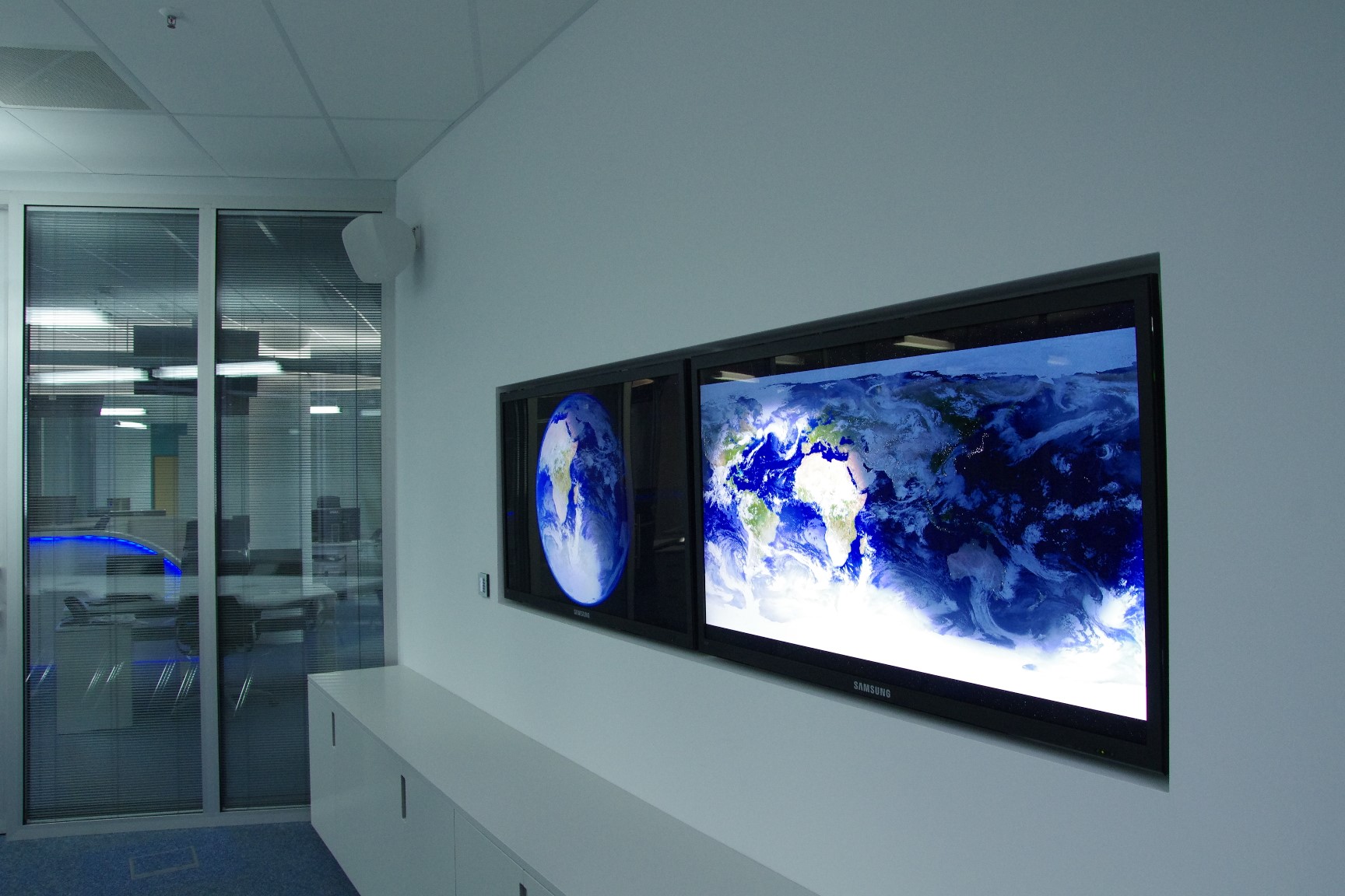 Amadeus’ operation room of their computer centre in Erding by livebau ...