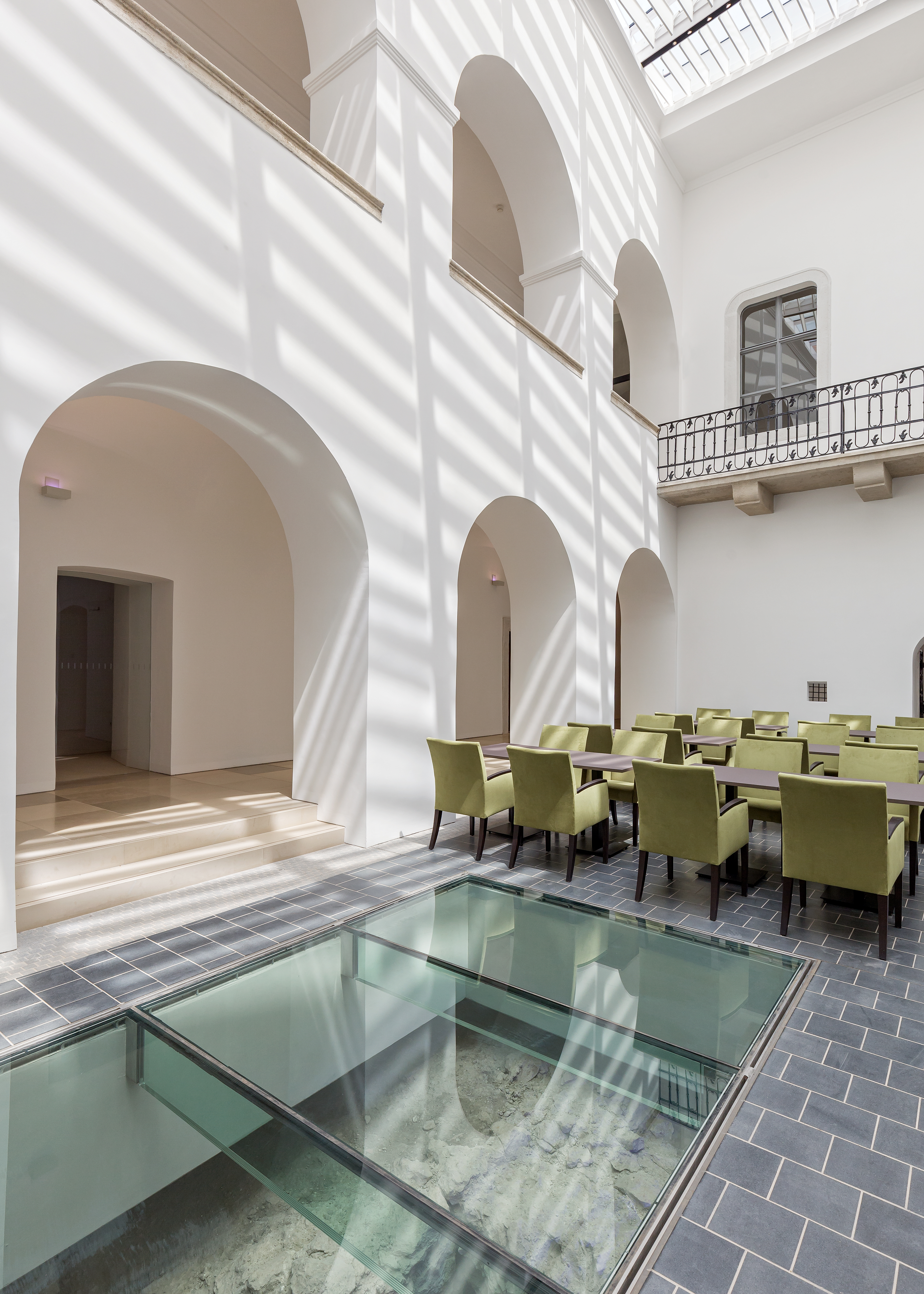 Recon­struction of historic Town Hall of Buda by Hetedik Műterem ...