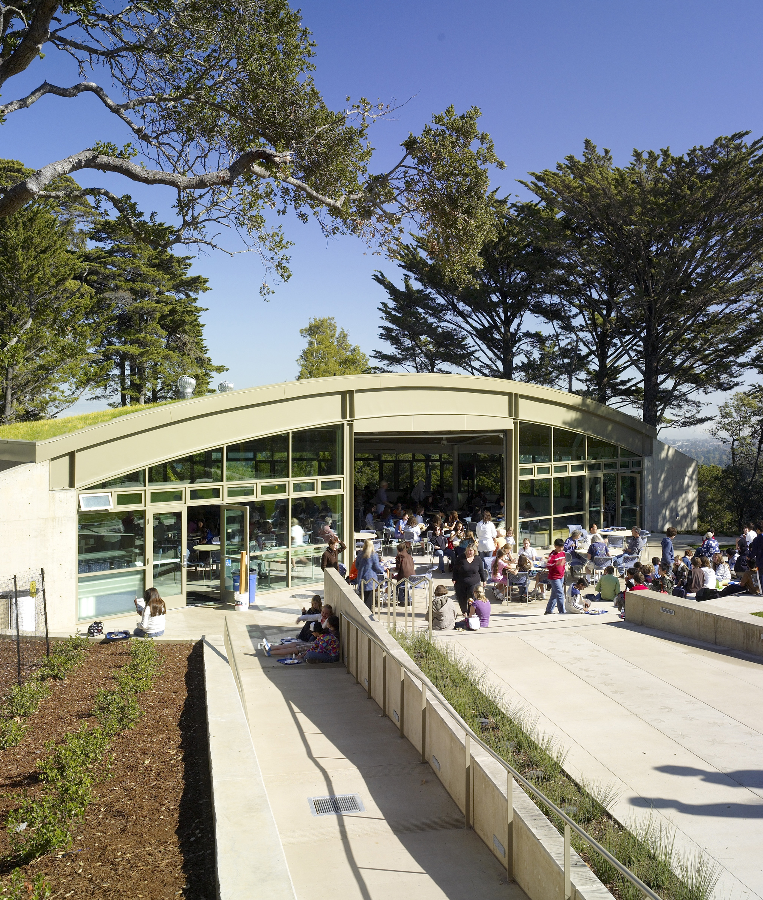 Nueva Hillside Learning Complex by LEDDY MAYTUM STACY Architects ...