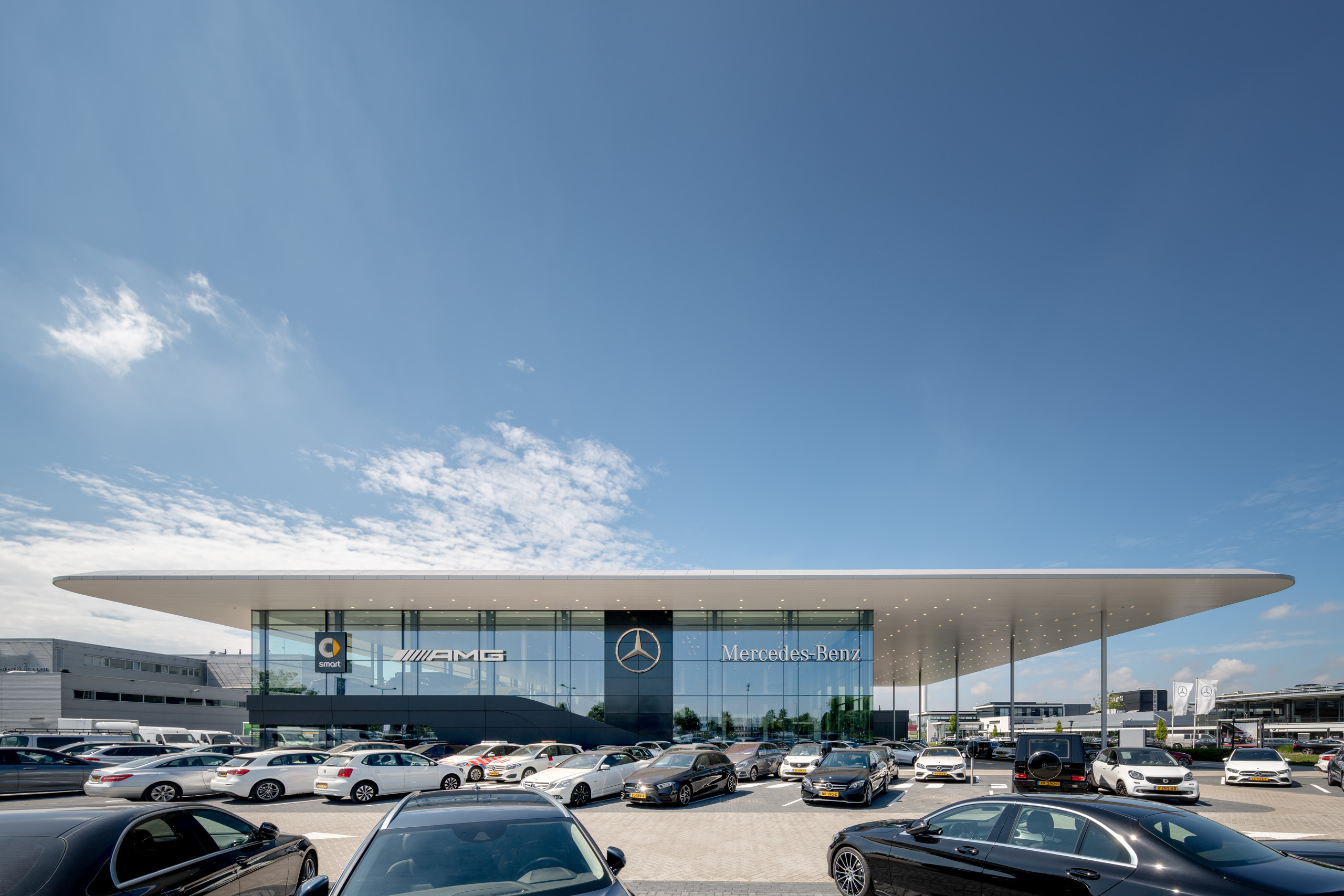 FLAGSHIPSTORE MERCEDES-BENZ THE HAGUE by Ibelings van Tilburg ...