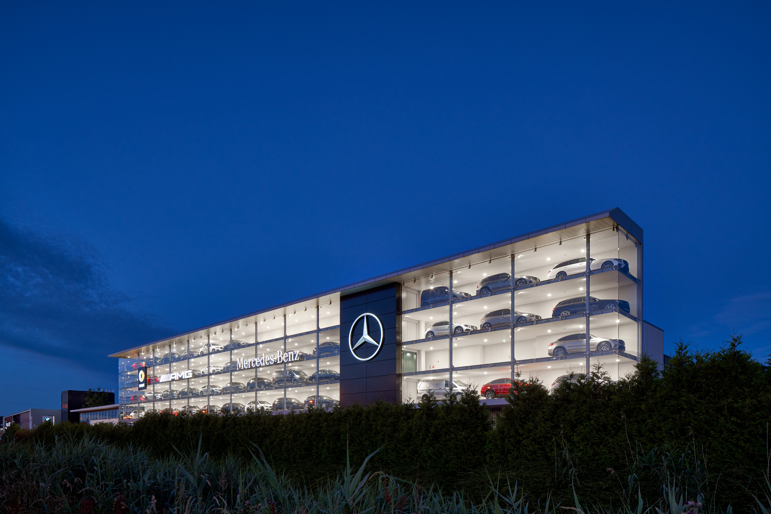 FLAGSHIPSTORE MERCEDES-BENZ THE HAGUE by Ibelings van Tilburg ...