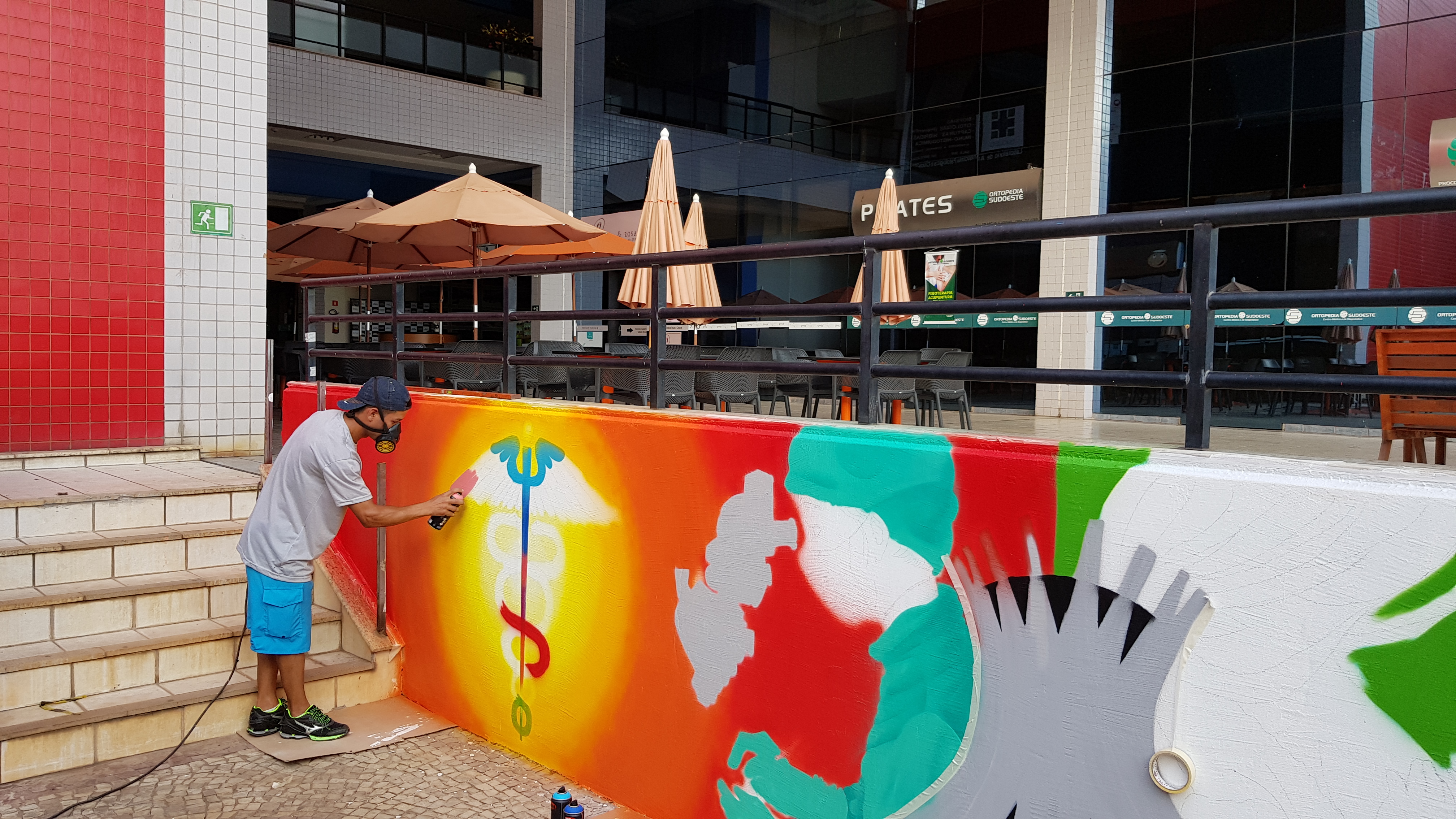 the joy of graffiti in your workplace by Centro Clinico Sudoeste ...