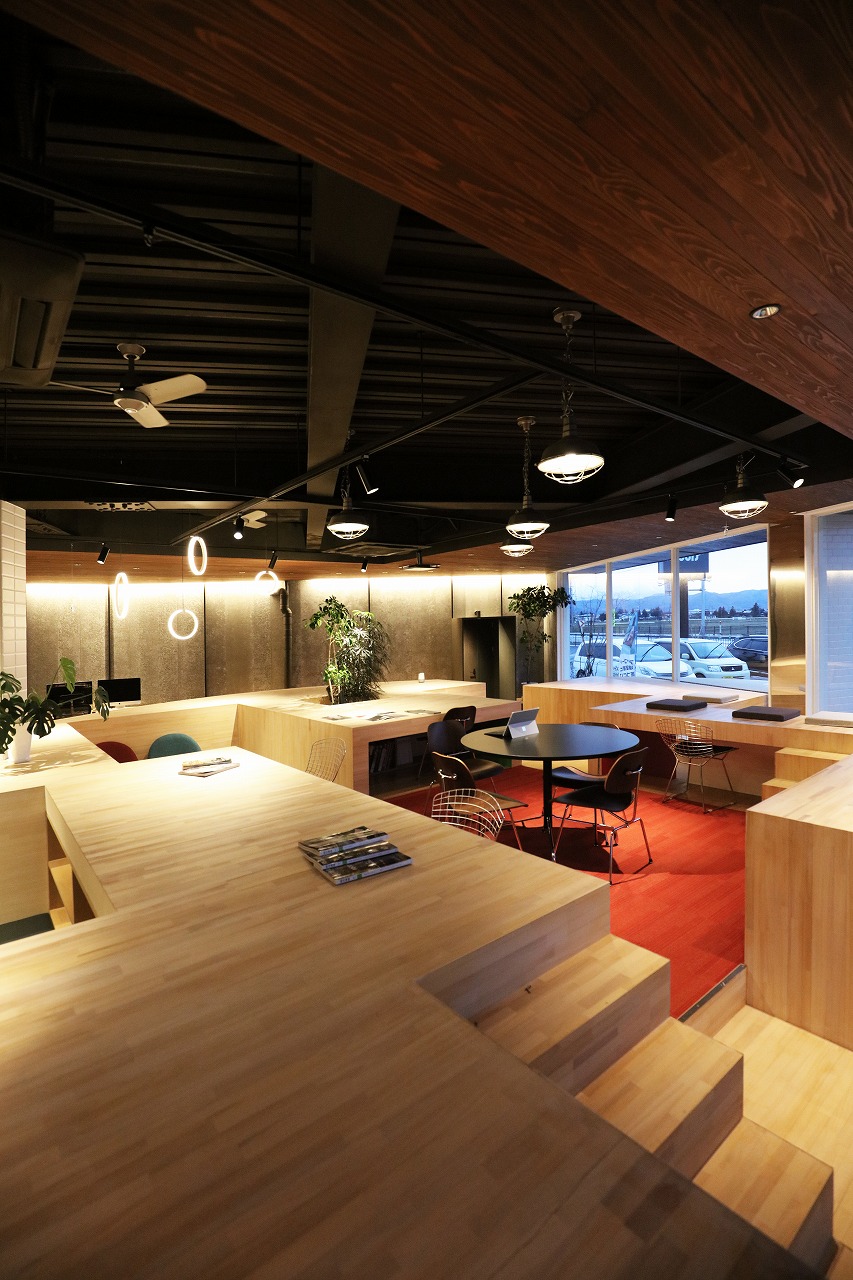 Giant Round Table for Doors Headquarters by SUGAWARADAISUKE Architects ...