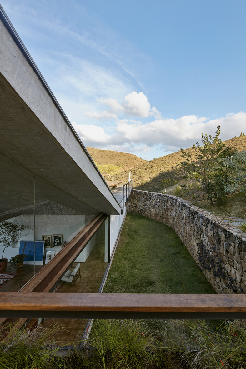 Inclined Slab House by TETRO ARQUITETURA - Architizer
