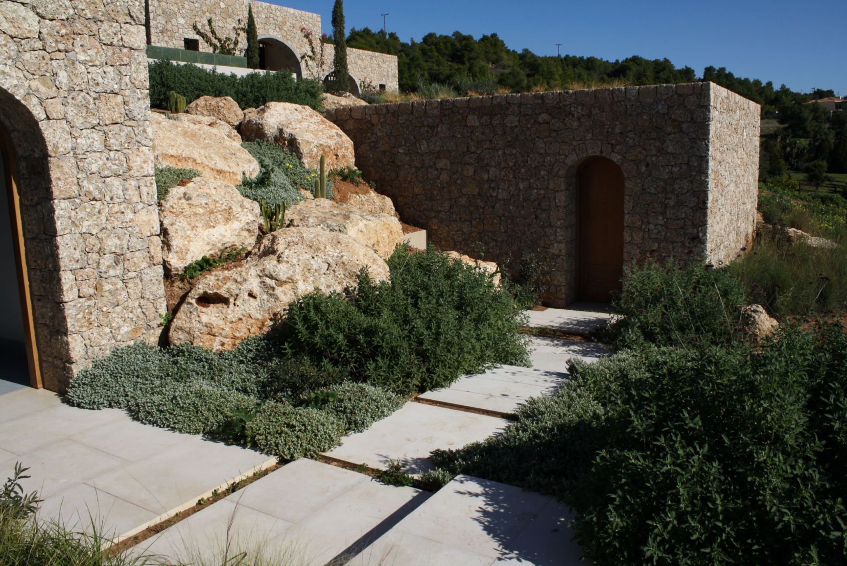 Restoring the slopes - Residential design by KTLA Landscape Architects ...