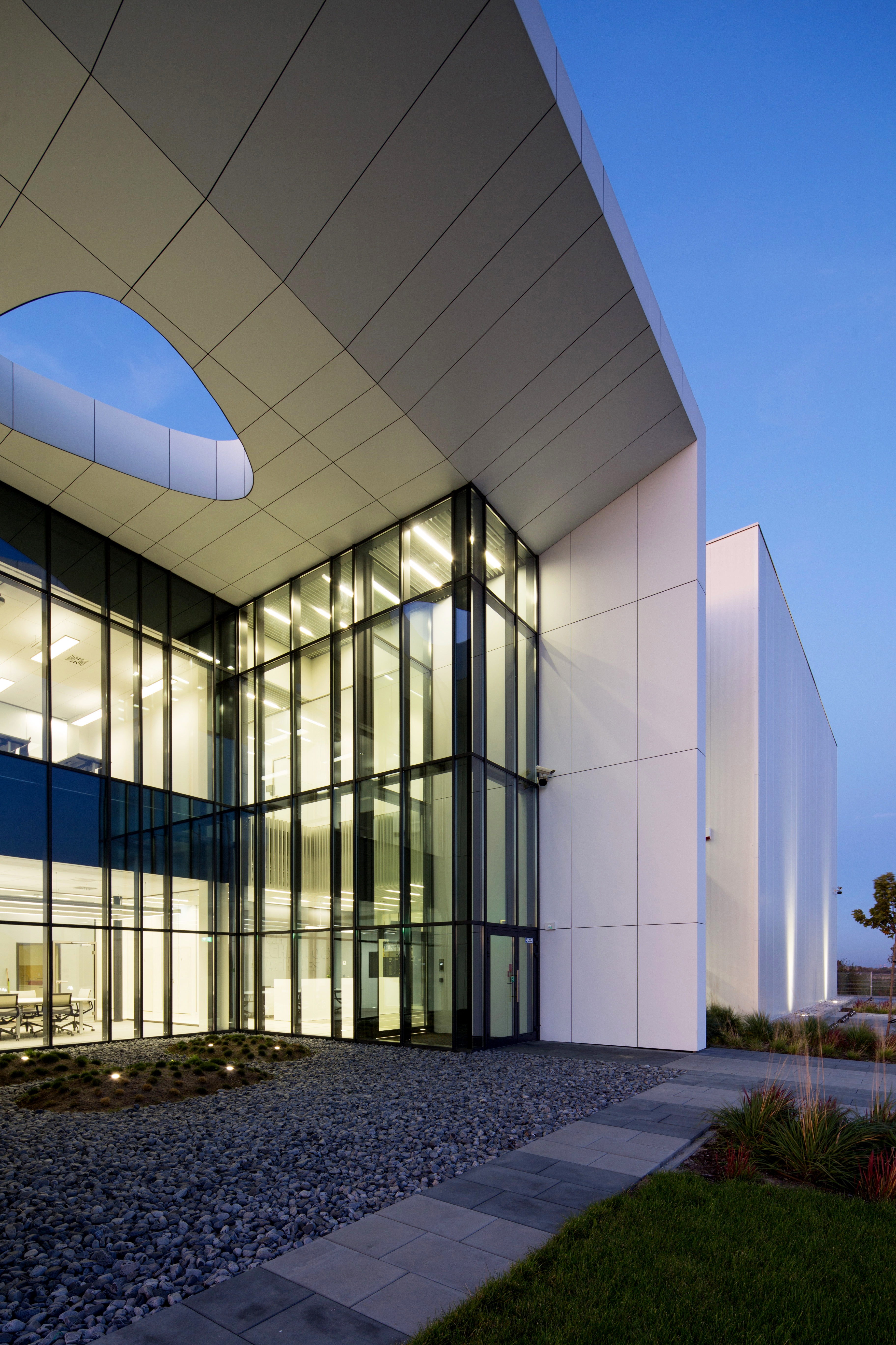 NON-LITERAL REFERENCES. HIGH TECHNOLOGY ARCHITECTURE FROM ZALEWSKI ...