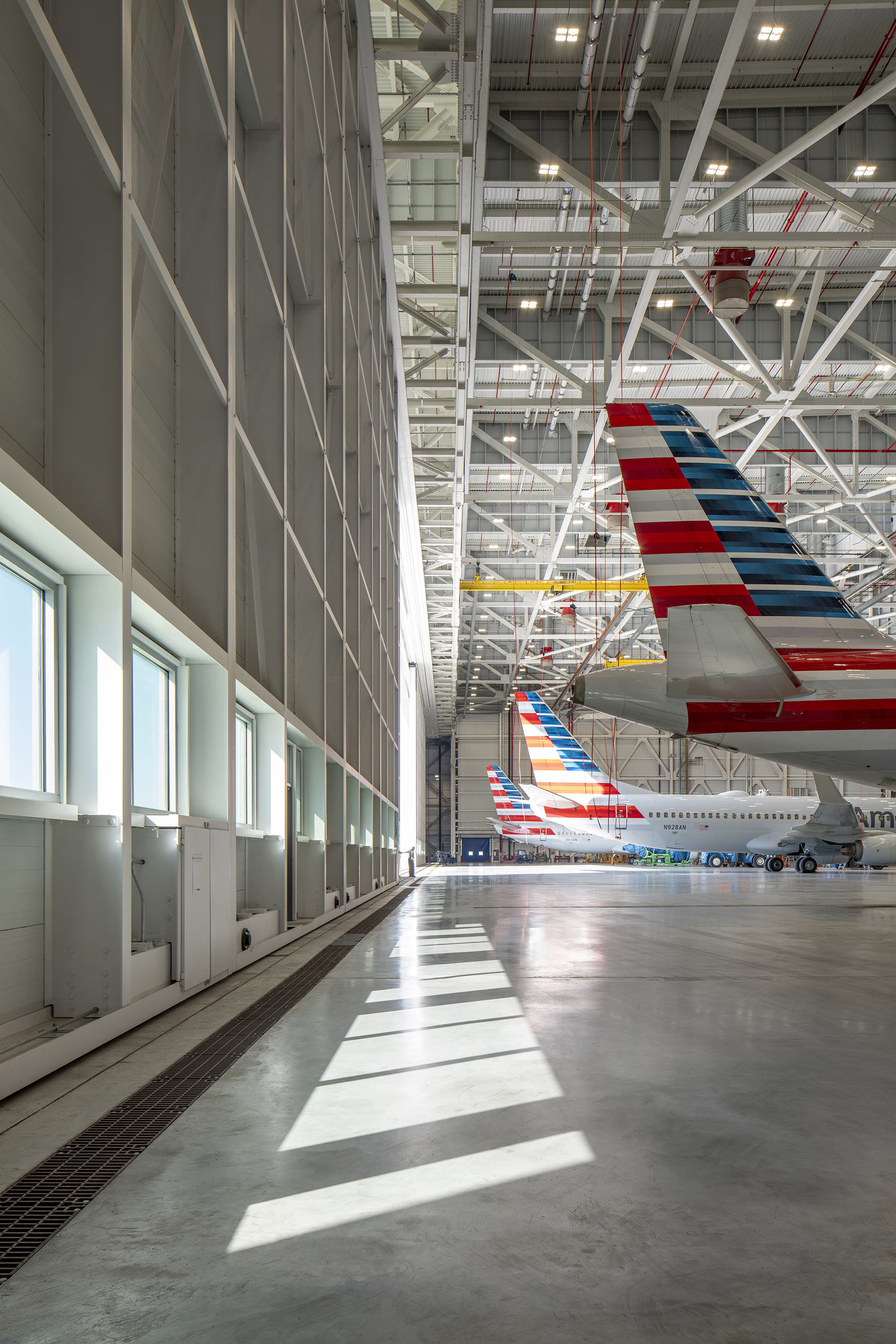 American Airlines Hangar 2 - Architizer