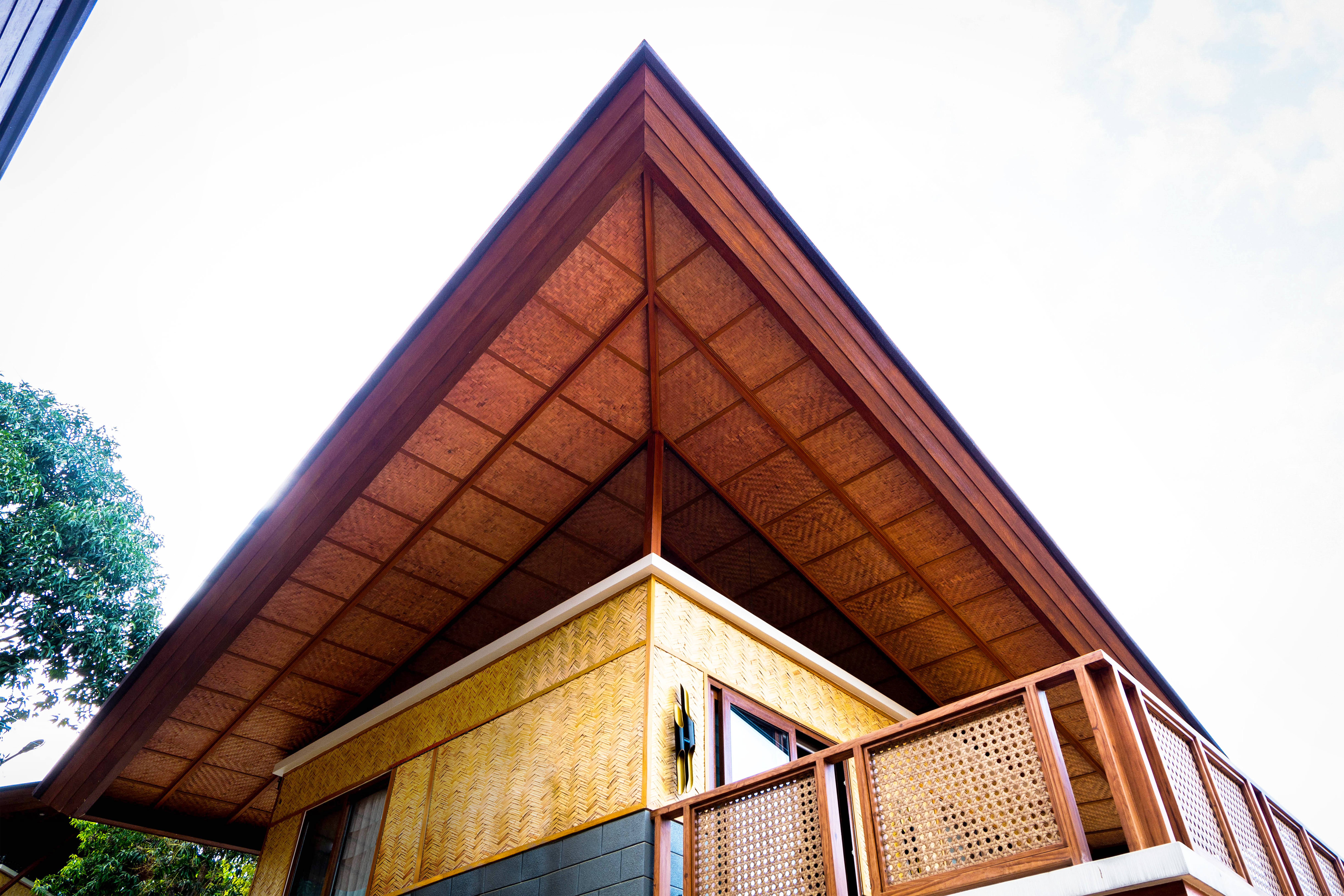 “𝗧𝗛𝗘 𝗧𝗥𝗘𝗘 𝗛𝗢𝗨𝗦𝗘” (Multi Level Residential house) by DST Design + Build ...