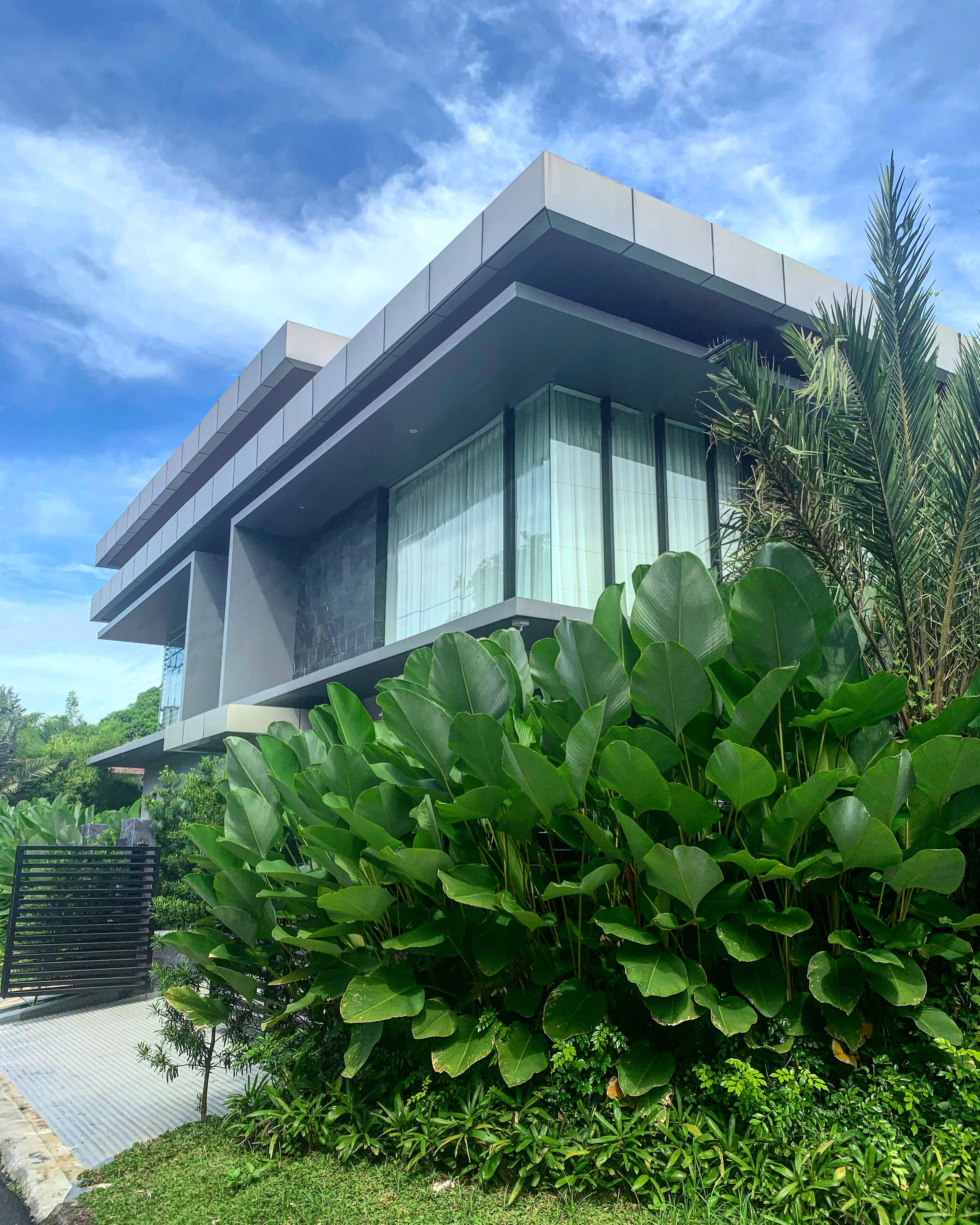 “𝗖𝗔𝗡𝗧𝗜𝗟𝗘𝗩𝗘𝗥” (2 Storey Residence with Basement) by DST Design + Build ...