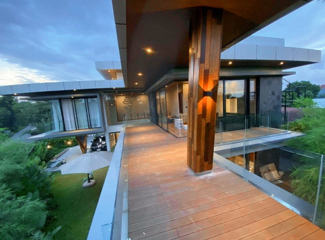 “𝗖𝗔𝗡𝗧𝗜𝗟𝗘𝗩𝗘𝗥” (2 Storey Residence with Basement) by DST Design + Build ...