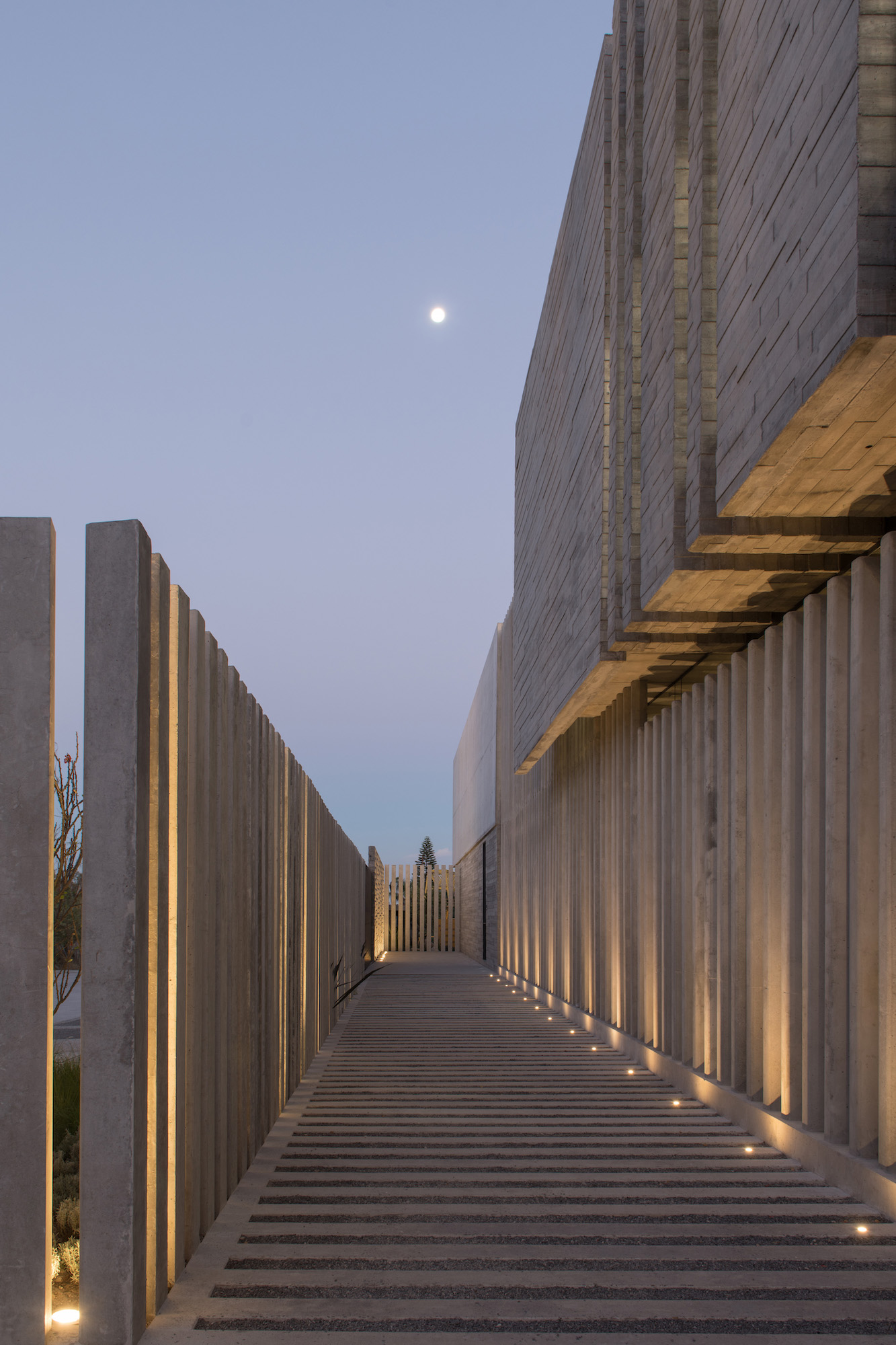 Anteus Constructora Headquarters by Ricardo Yslas Gámez Arquitectos ...