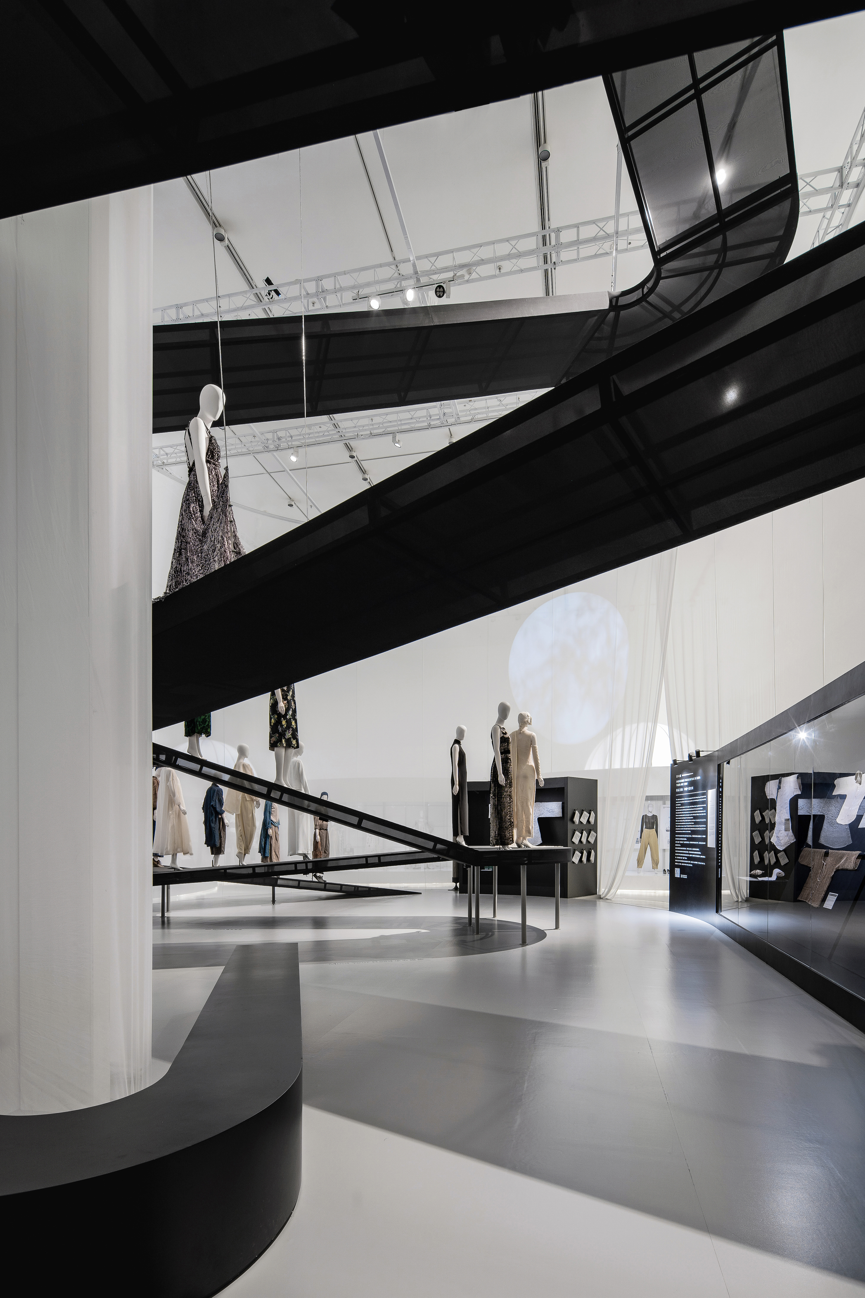 SPATIAL DESIGN OF THE EXHIBITION FASHIONED FROM NATURE CO-CURATED BY V ...