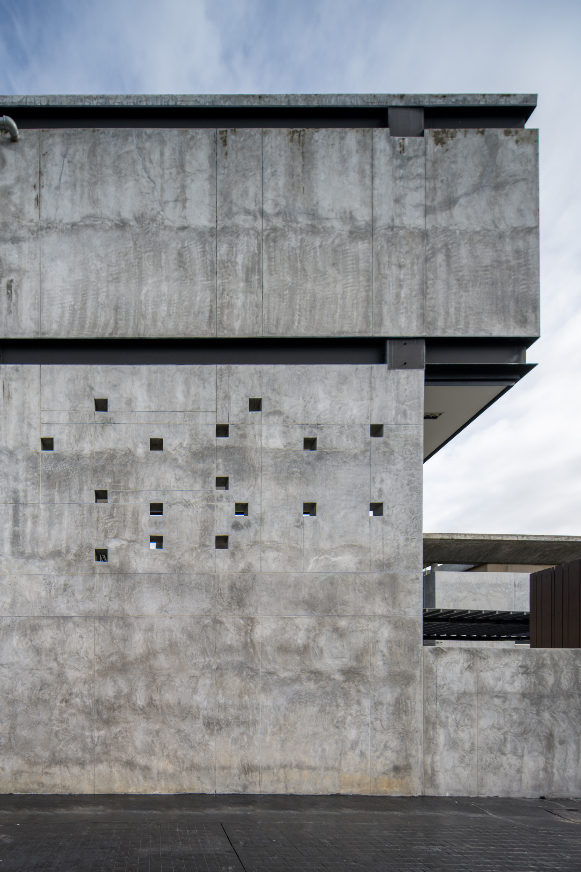 Piticharoenkit Residence // VIVE Design Studio | ARCHCOD