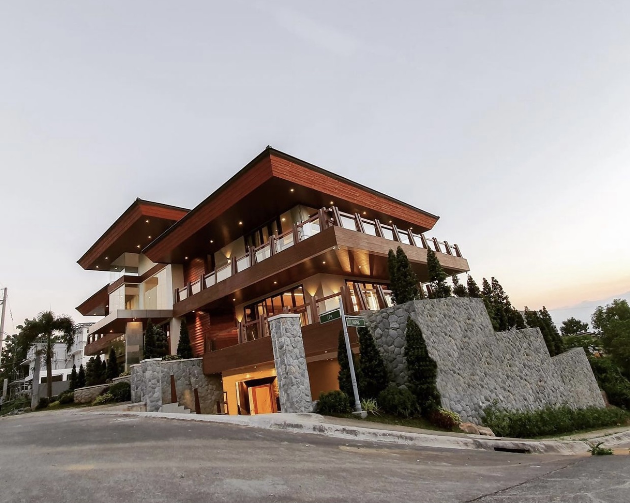 “𝗧𝗛𝗘 𝗧𝗥𝗘𝗘 𝗛𝗢𝗨𝗦𝗘” (Multi Level Residential house) by DST Design + Build ...