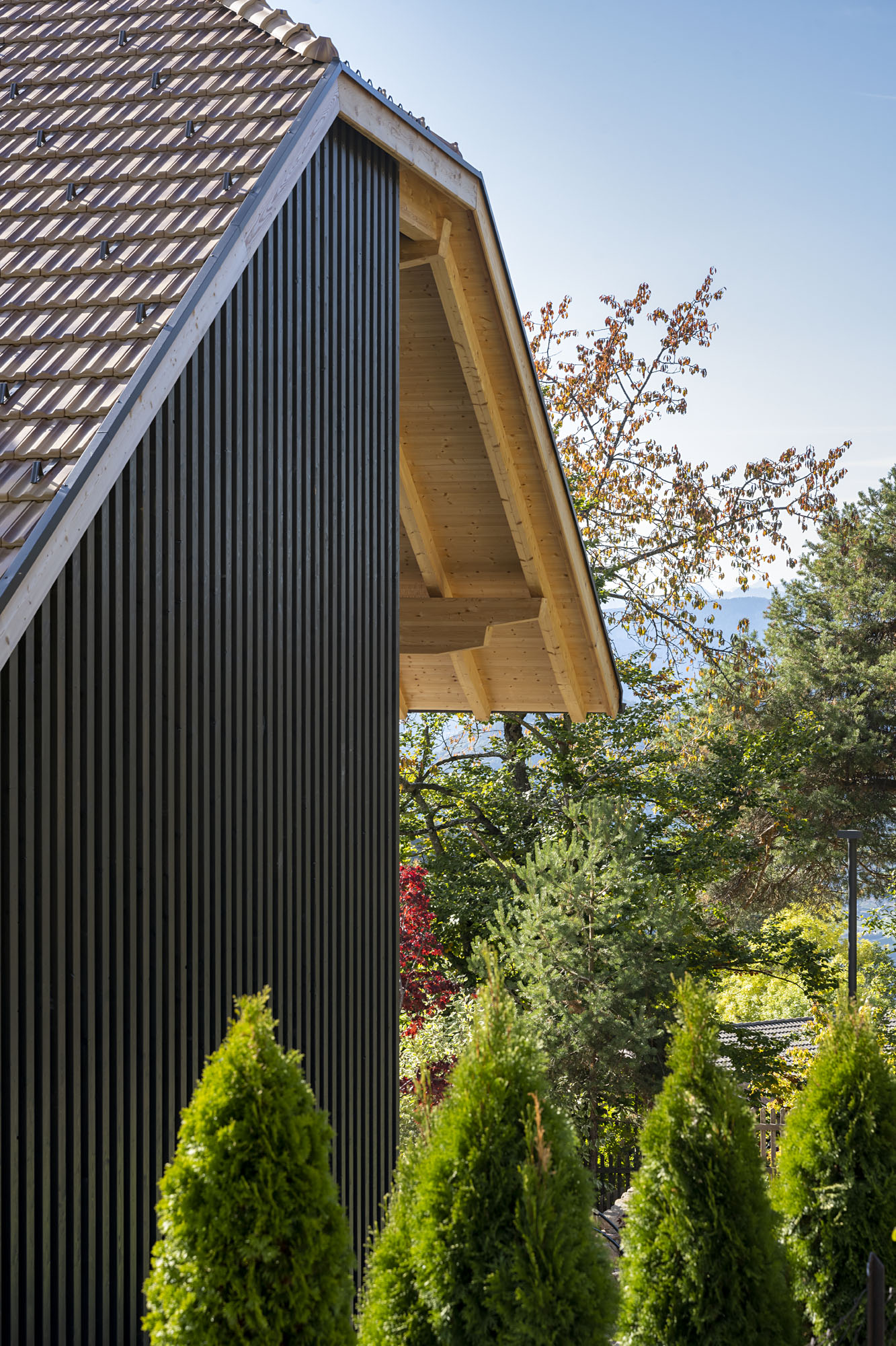 House K2: Inside the traditions, under a monumental roof by monovolume ...