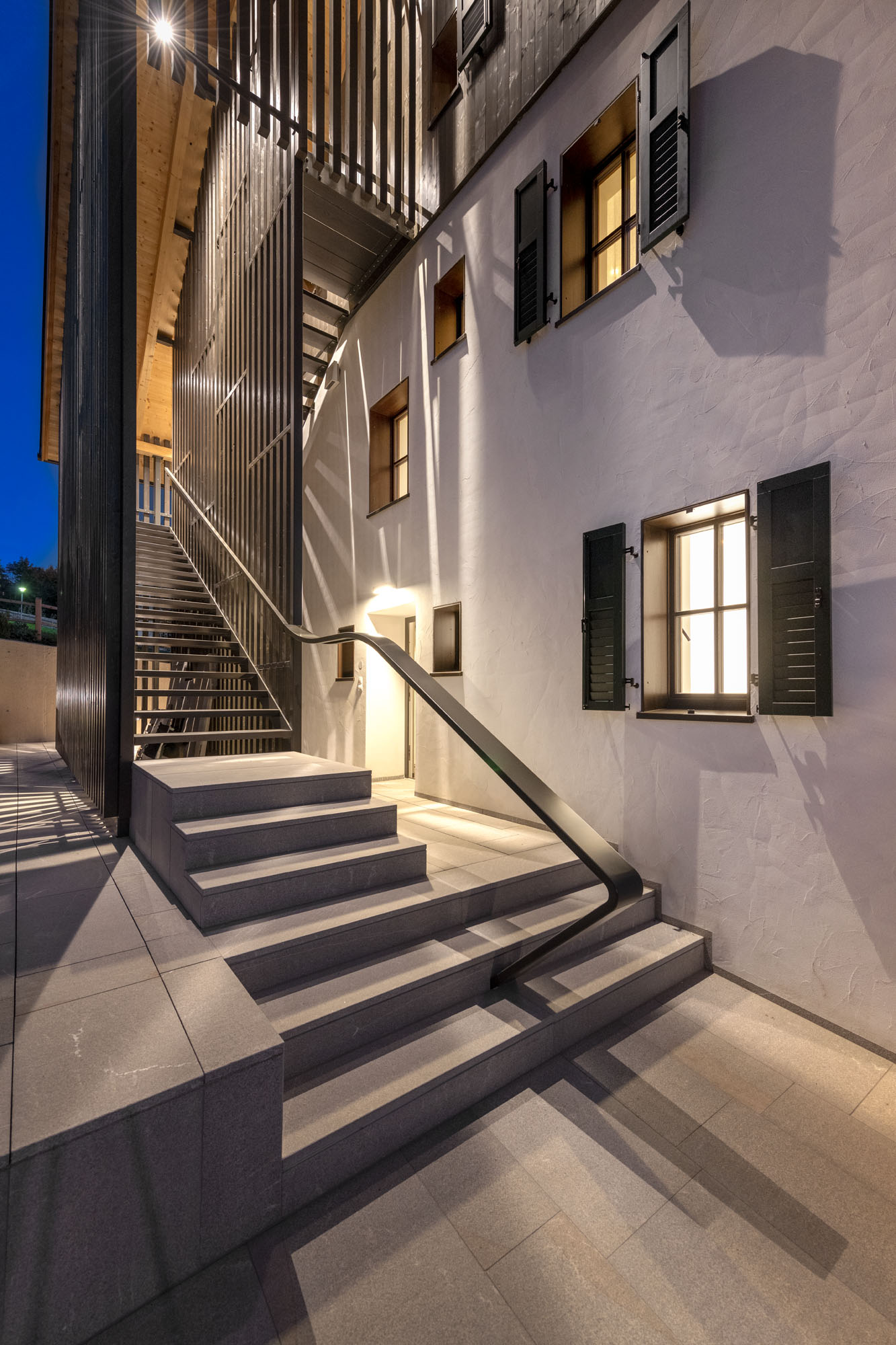 House K2: Inside the traditions, under a monumental roof by monovolume ...