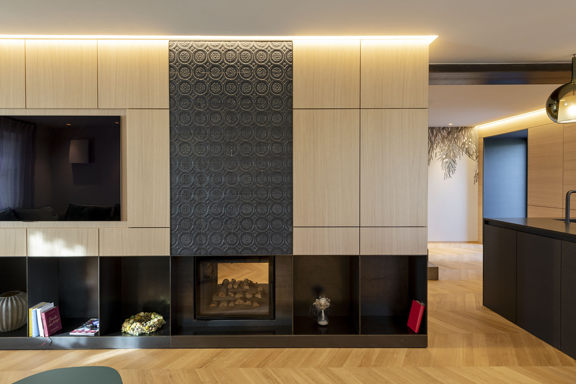 House K2: Inside the traditions, under a monumental roof by monovolume ...