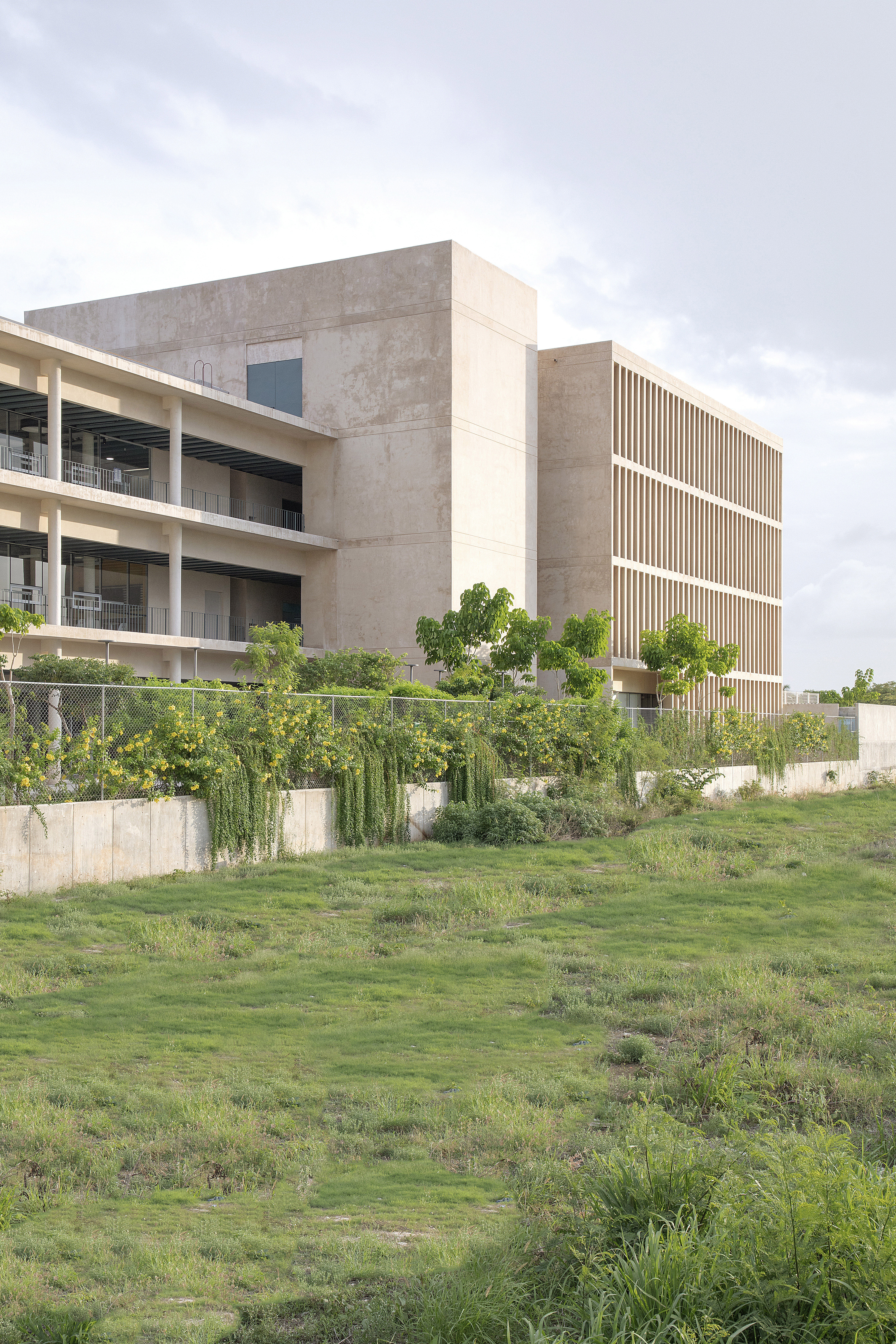 Escuela Bancaria y Comercial, EBC Campus Mérida by Ignacio Urquiza ...