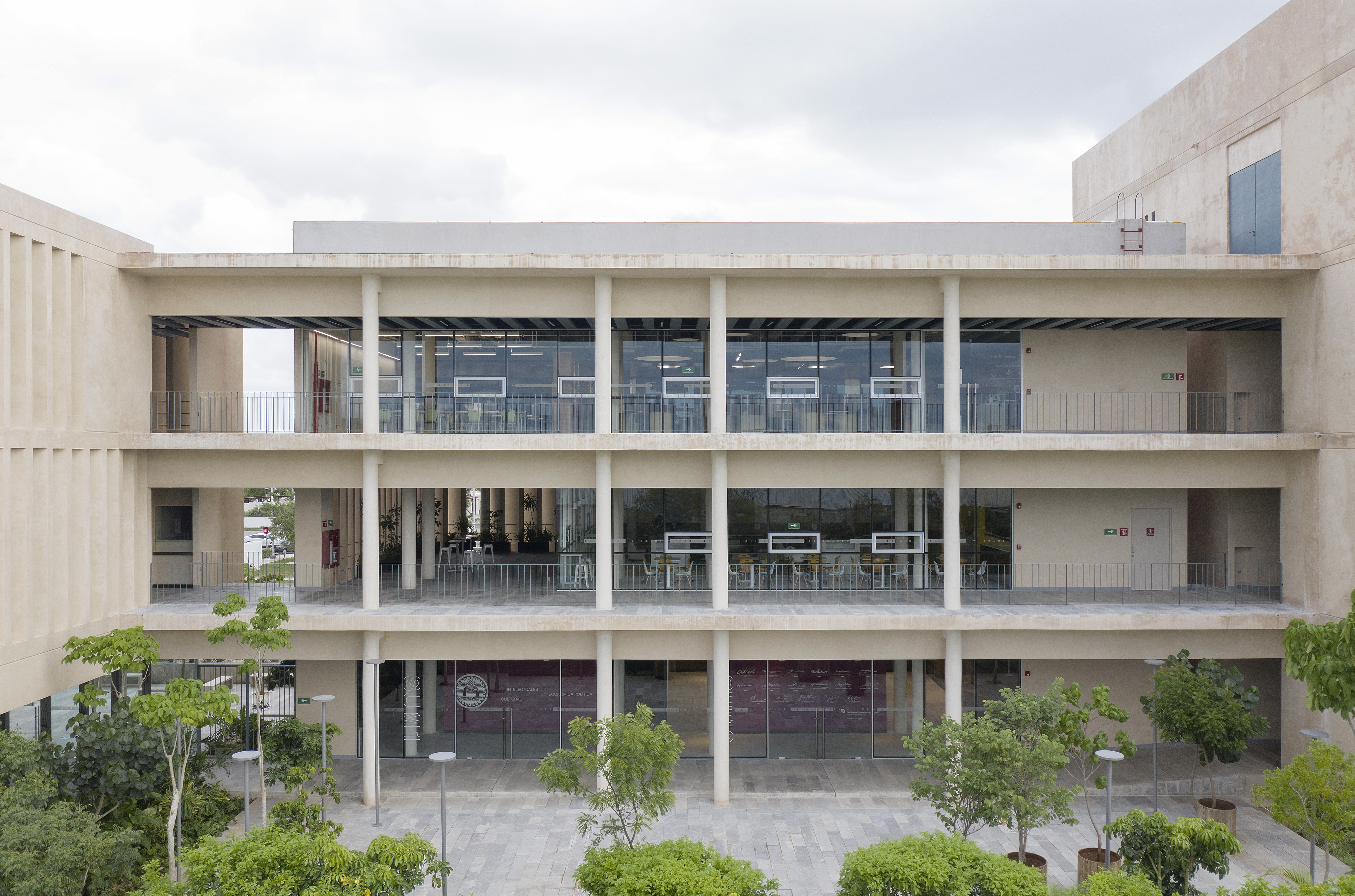 Escuela Bancaria y Comercial, EBC Campus Mérida by Ignacio Urquiza ...