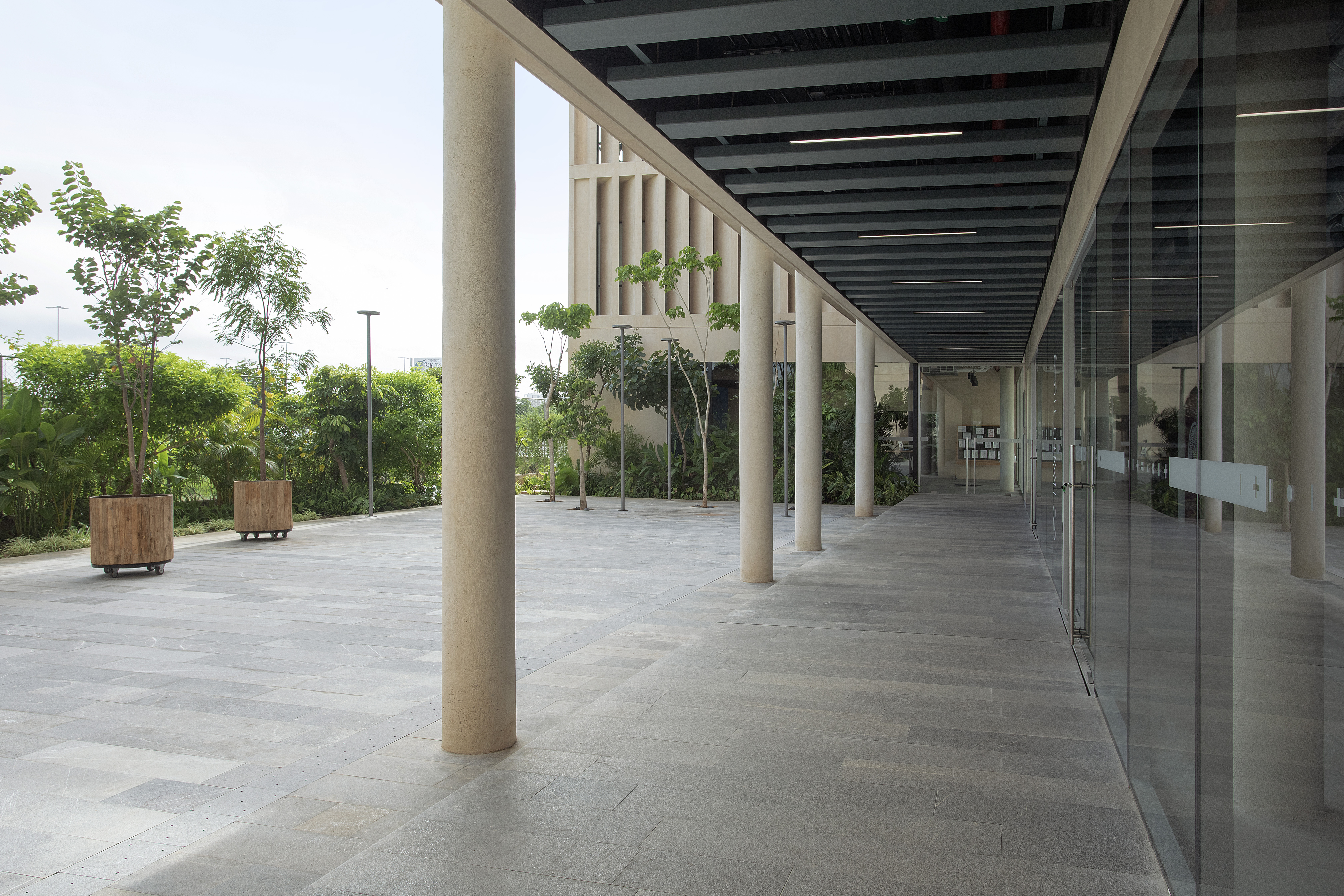 Escuela Bancaria y Comercial, EBC Campus Mérida by Ignacio Urquiza ...