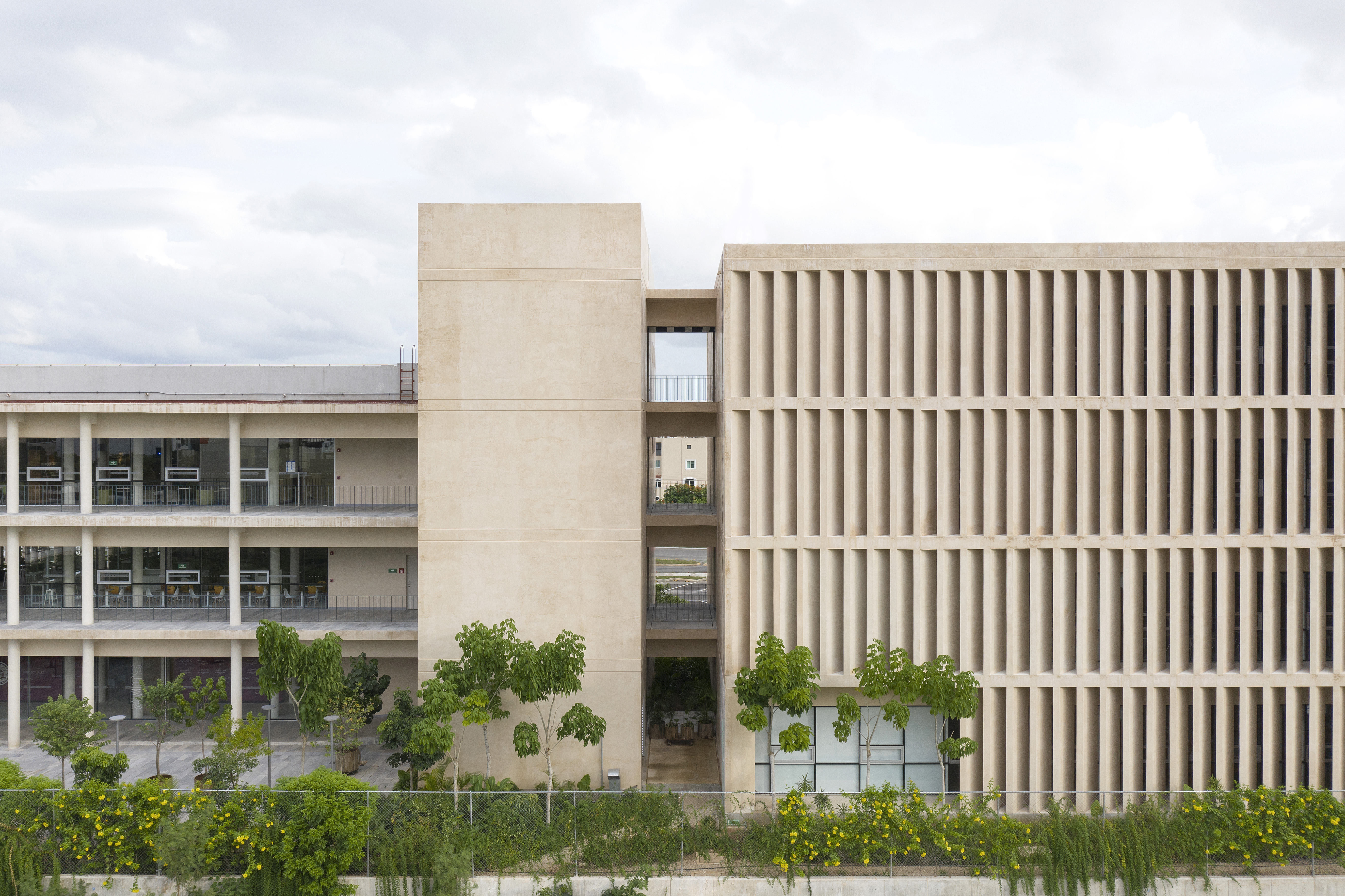 Escuela Bancaria y Comercial, EBC Campus Mérida by Ignacio Urquiza ...