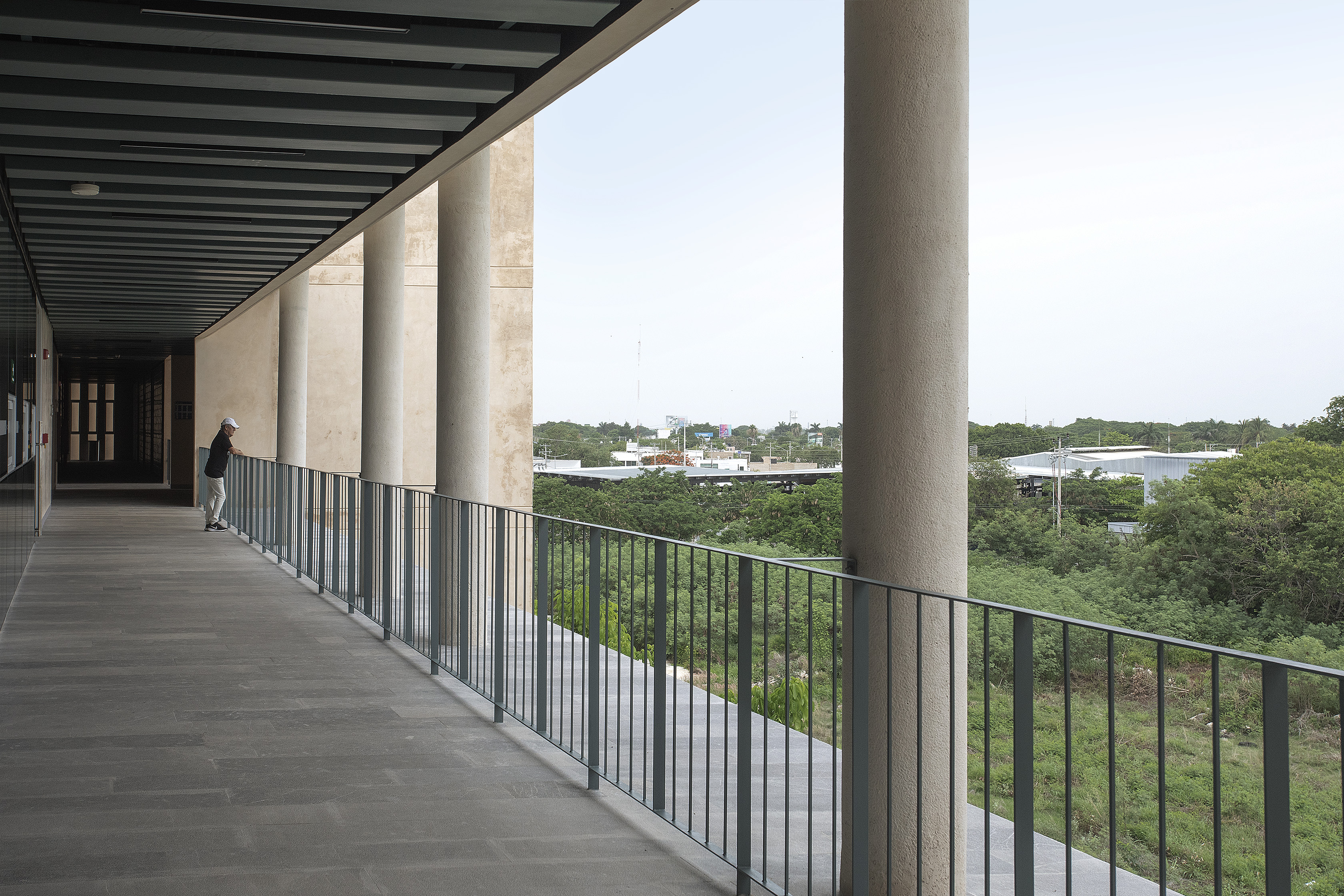 Escuela Bancaria y Comercial, EBC Campus Mérida by Ignacio Urquiza ...
