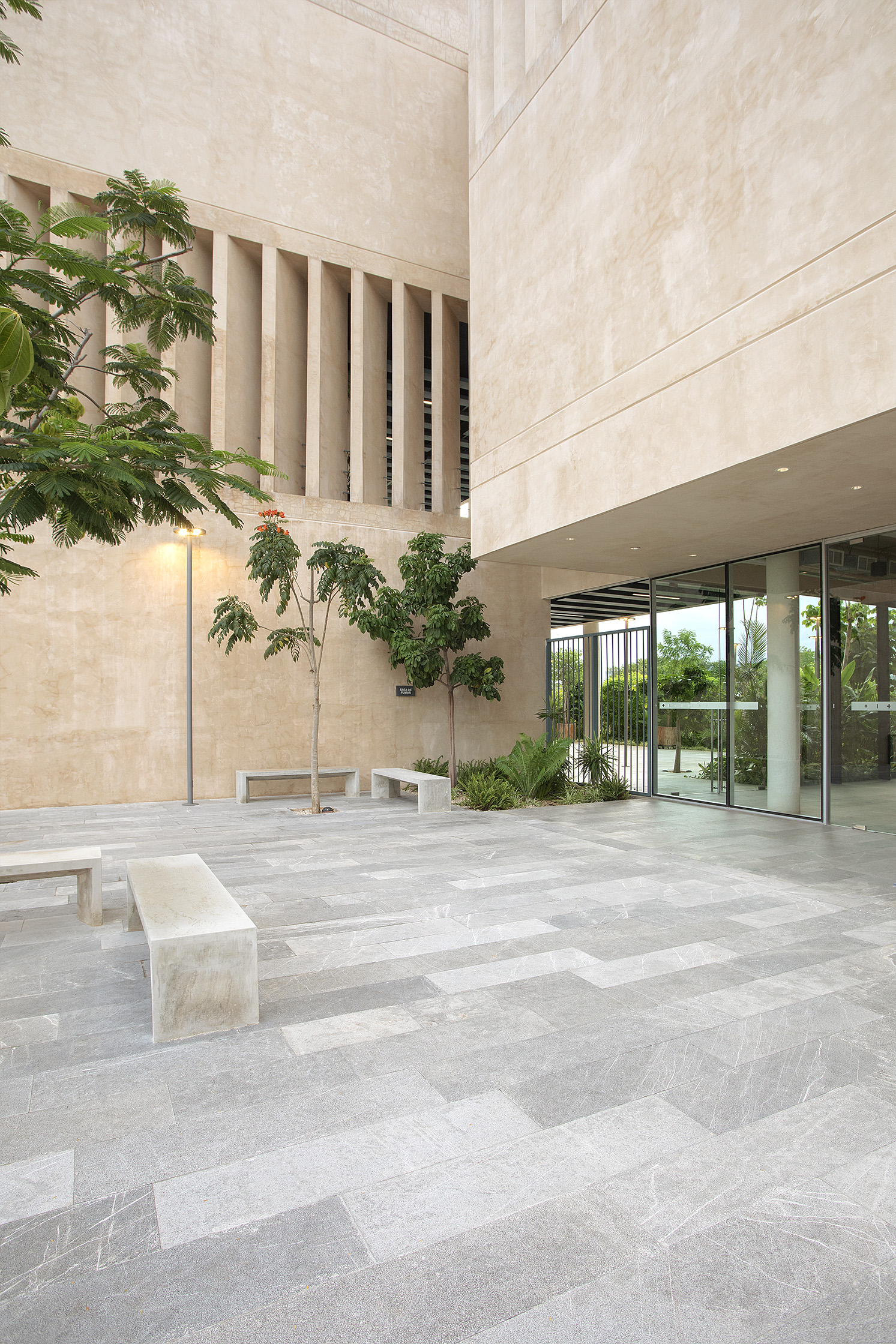 Escuela Bancaria y Comercial, EBC Campus Mérida by Ignacio Urquiza ...