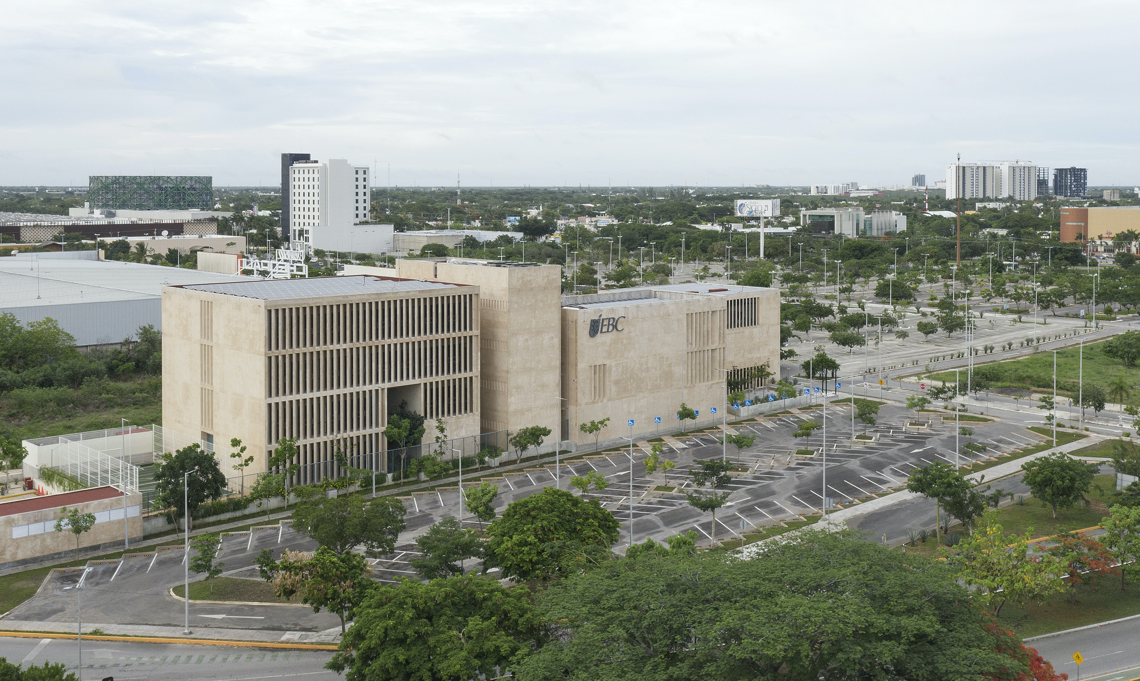 Escuela Bancaria y Comercial, EBC Campus Mérida by Ignacio Urquiza ...