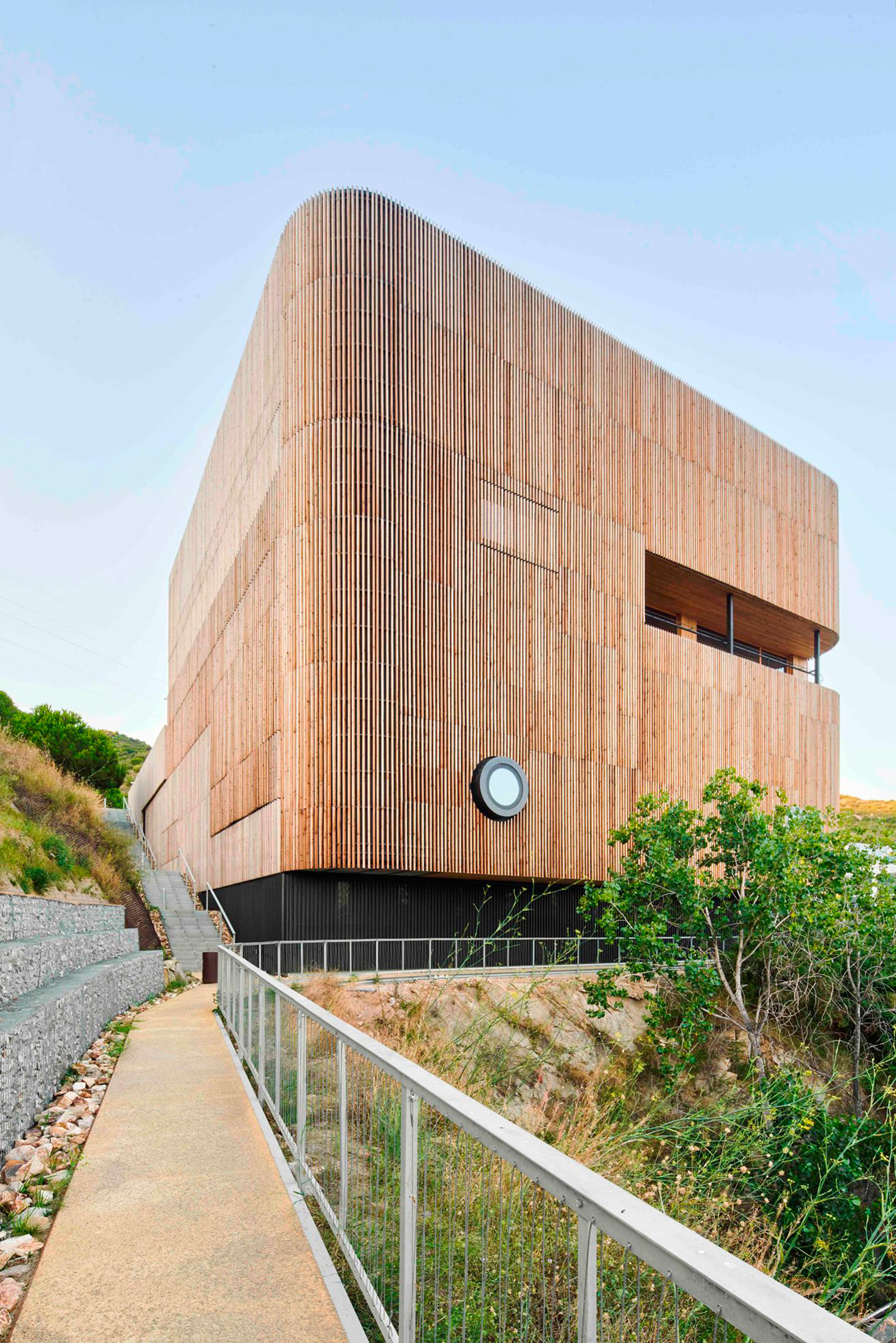 Center for Comparative Medicine and Bioimaging by COMA Arquitectura ...