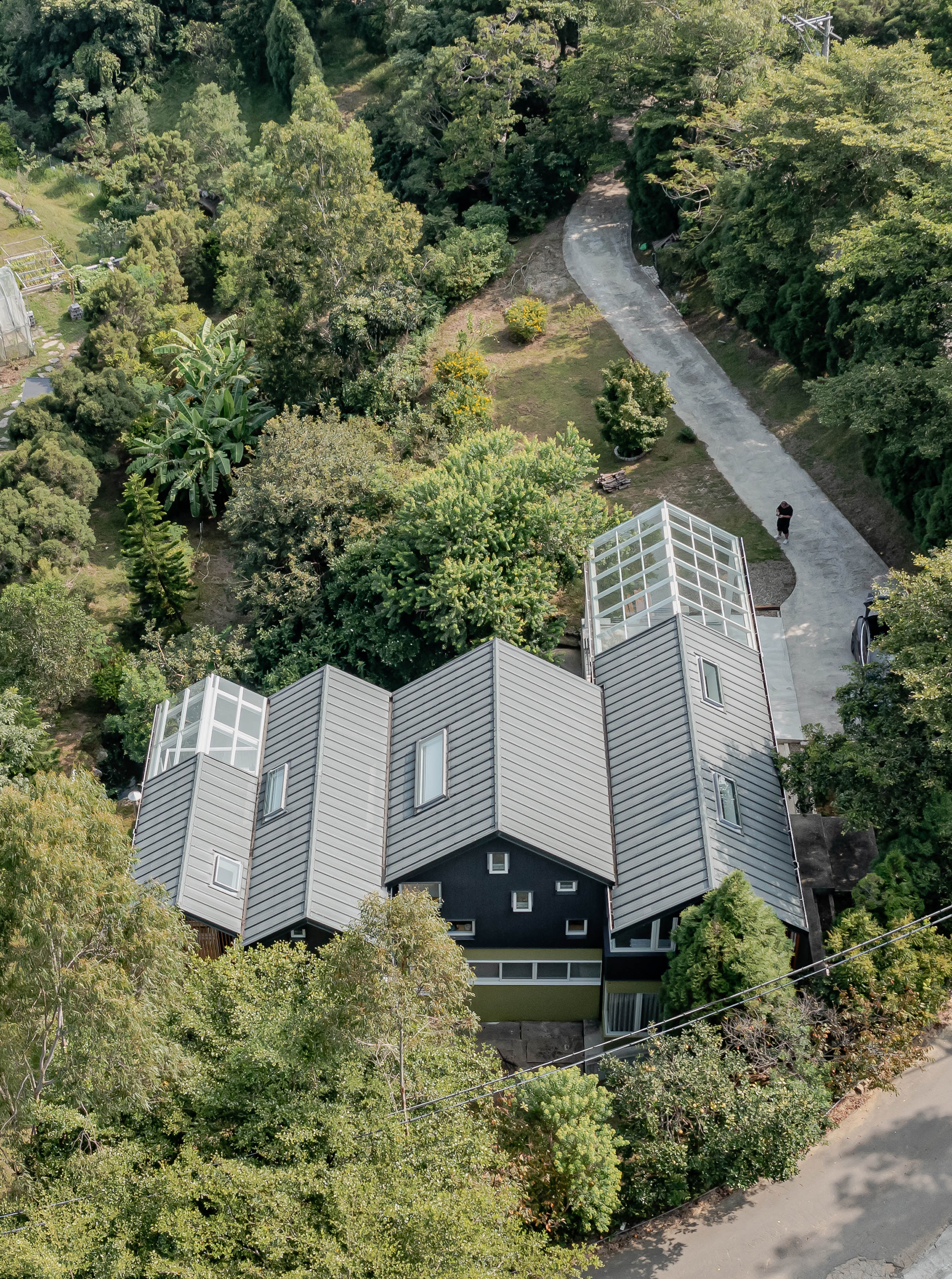 Under the Roof house by Emerge architects & associates 上滕聯合建築師事務所 ...