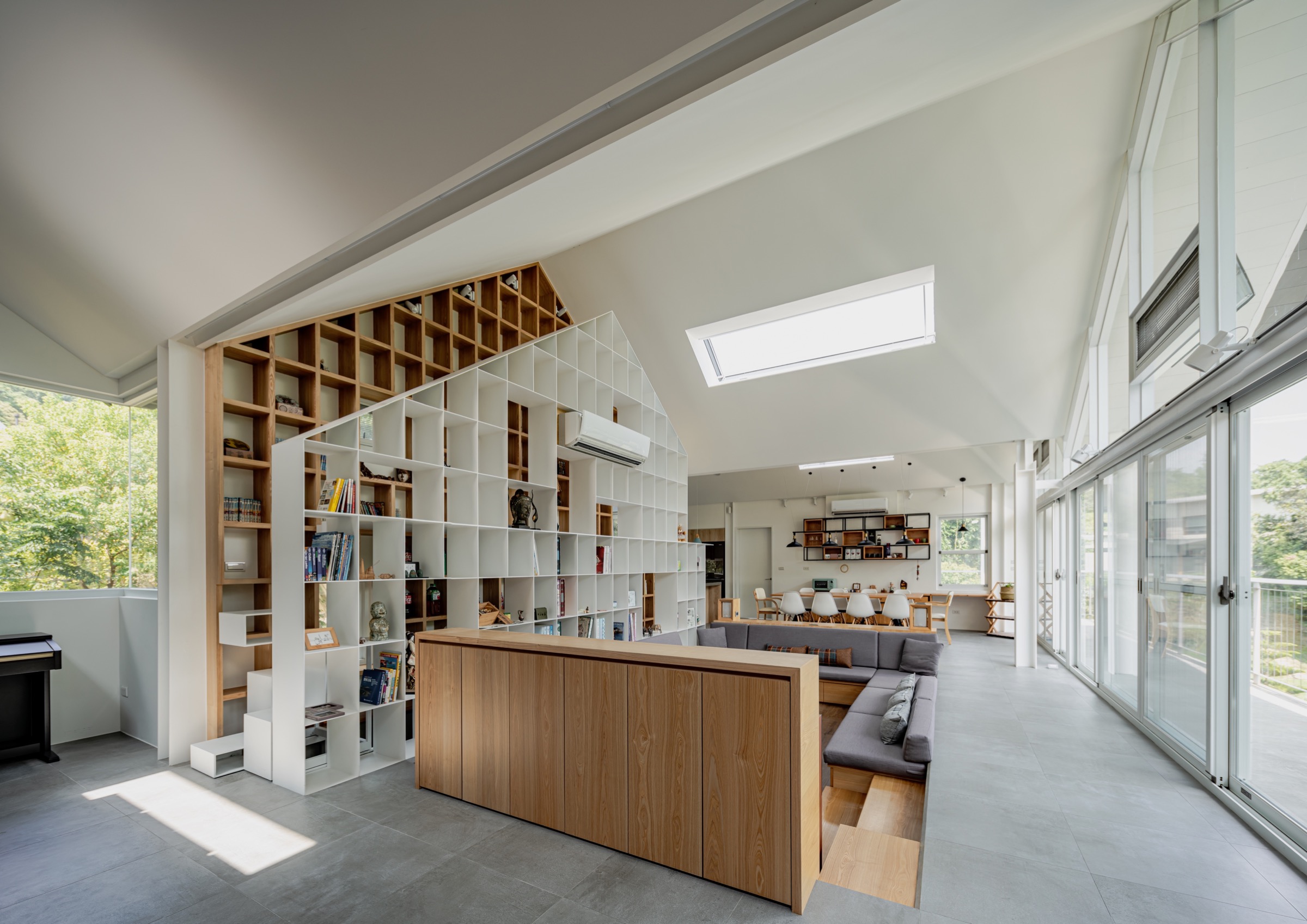 Under the Roof house by Emerge architects & associates 上滕聯合建築師事務所 ...
