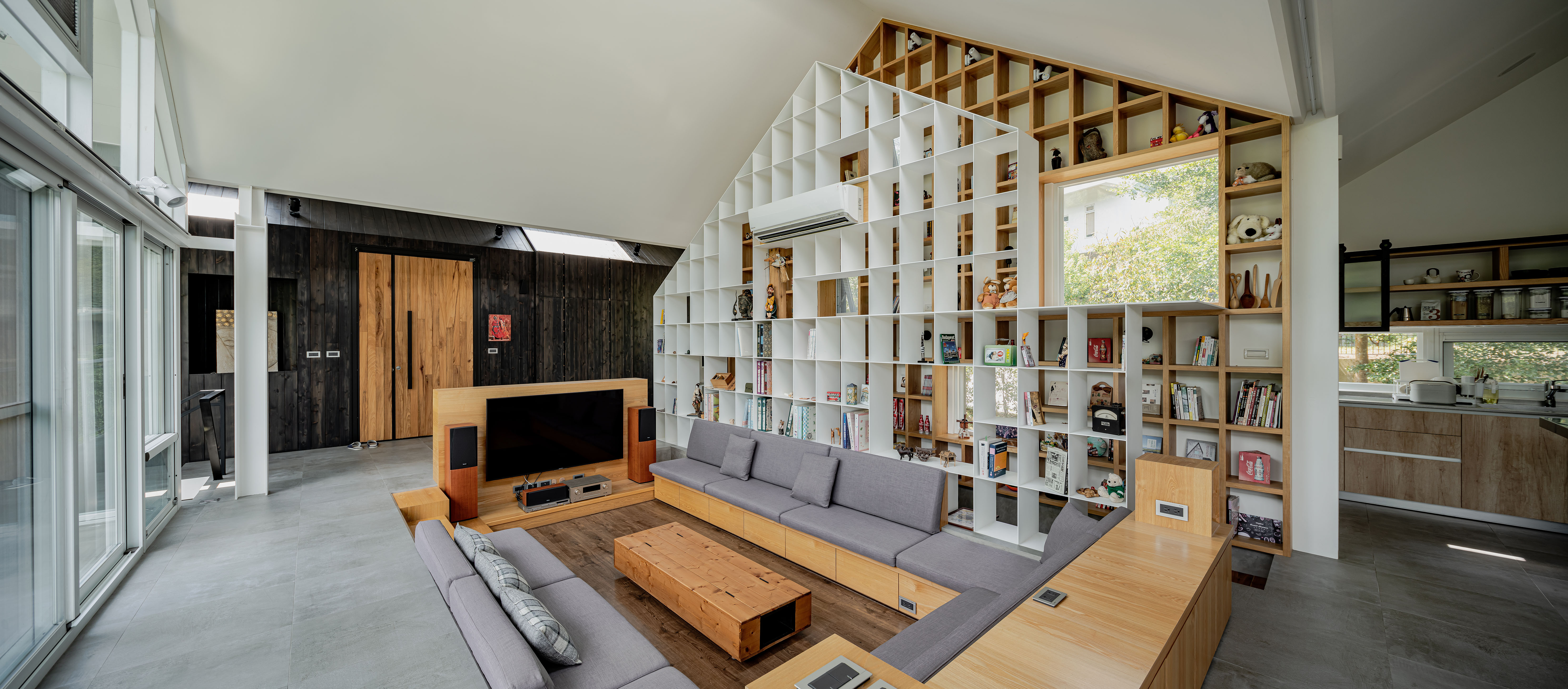 Under the Roof house by Emerge architects & associates 上滕聯合建築師事務所 ...