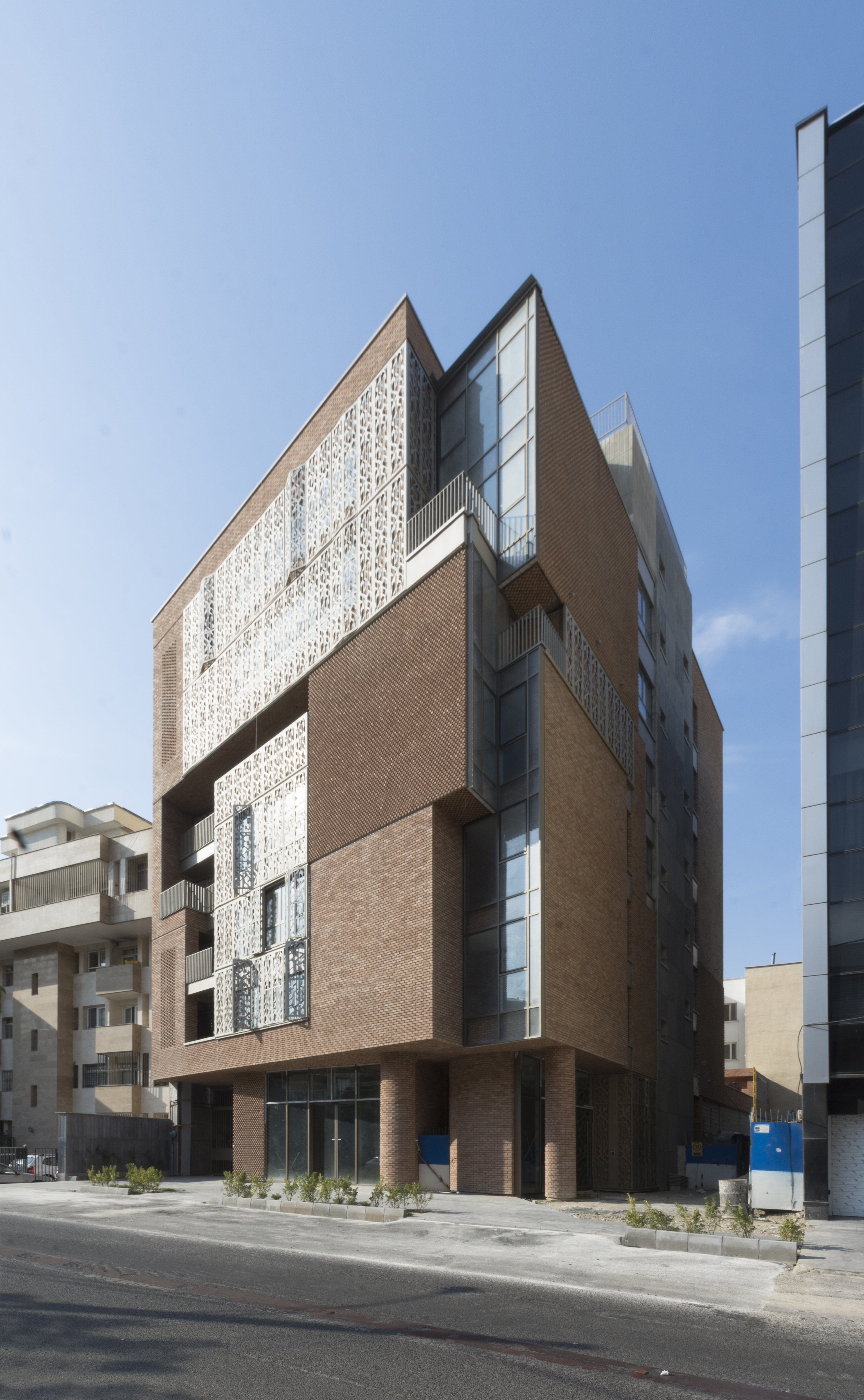 Nahid Commercial & Officials Building by Atizist Consulting Engineers ...