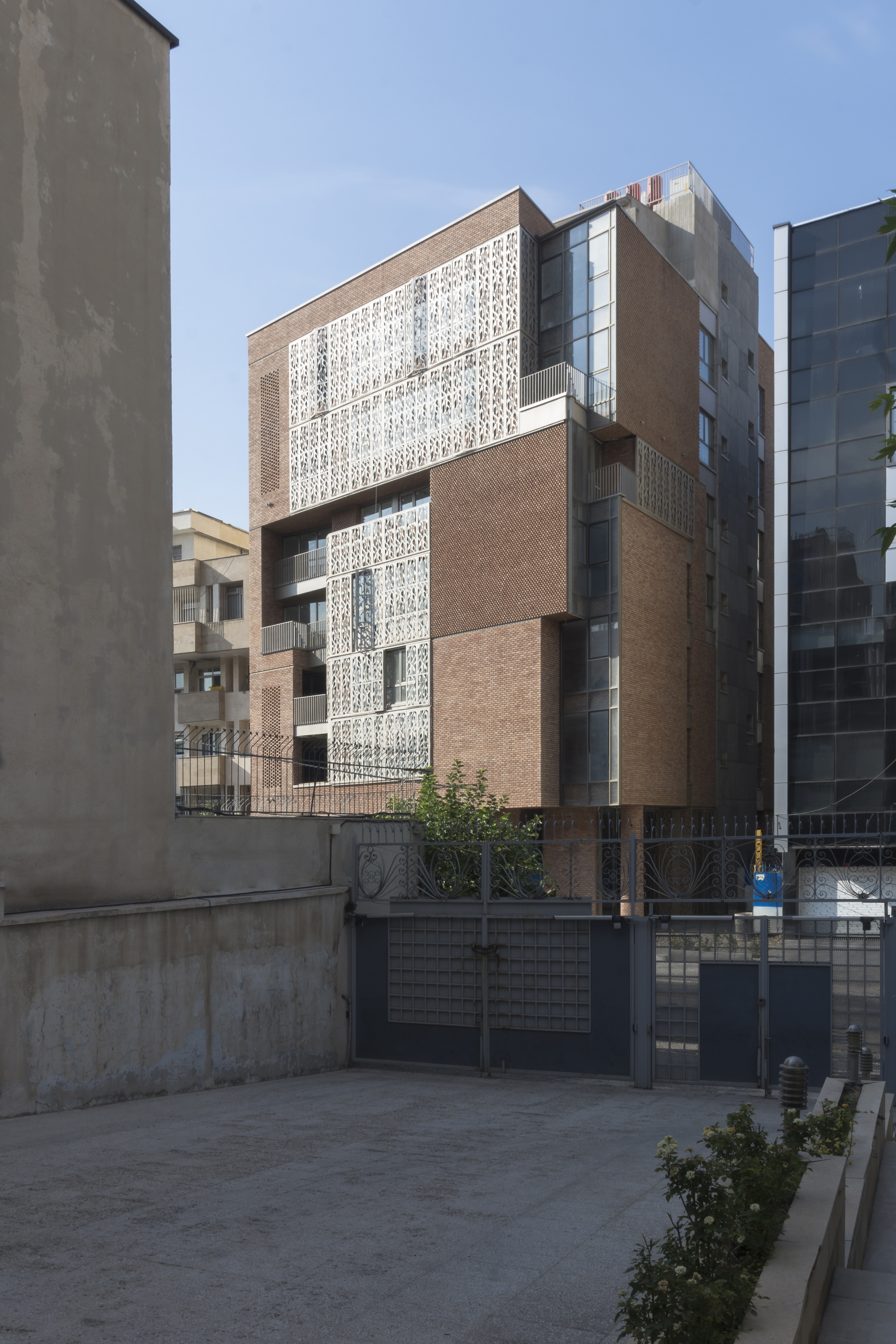 Nahid Commercial & Officials Building by Atizist Consulting Engineers ...