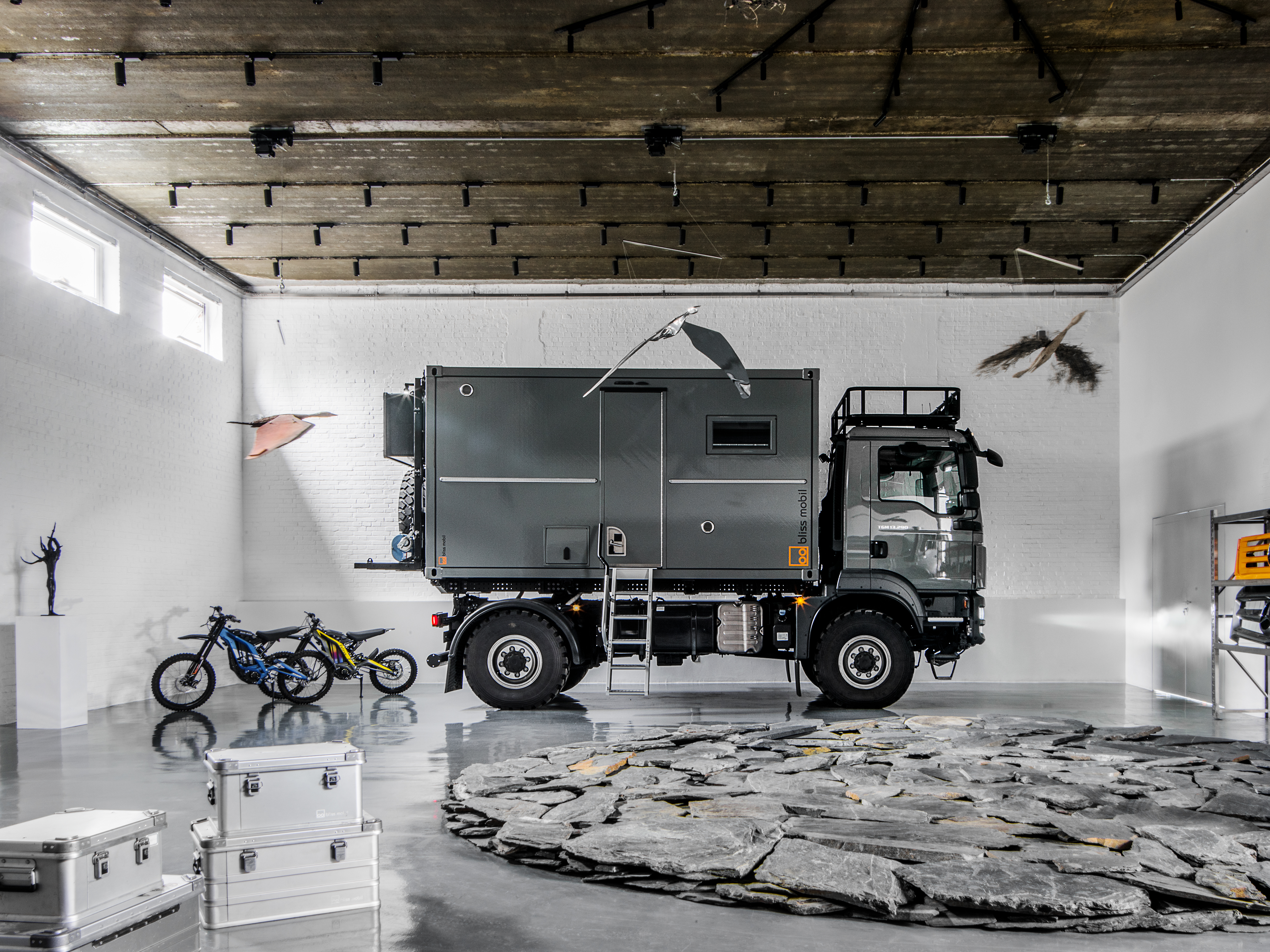 Unimog Showroom by 过半儿 guò bàn er - Architizer
