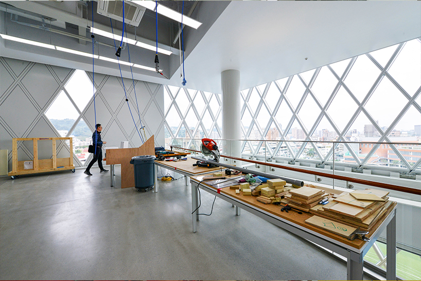 Solomon Wong Tech Cube, Taipei American School by KHL Architects ...