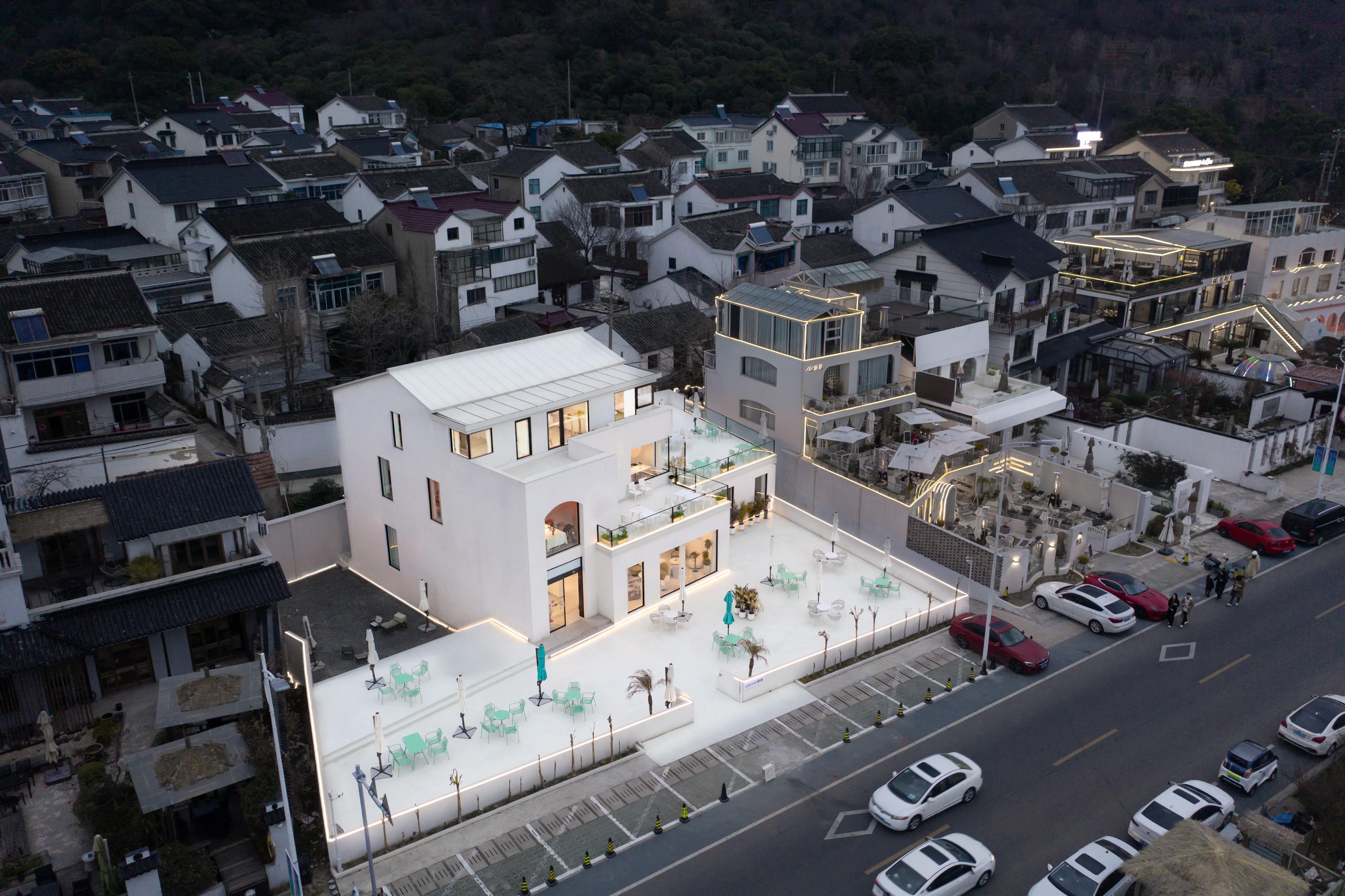 A holiday restaurant by the Taihu Lake Ring Road by Parallect Design ...