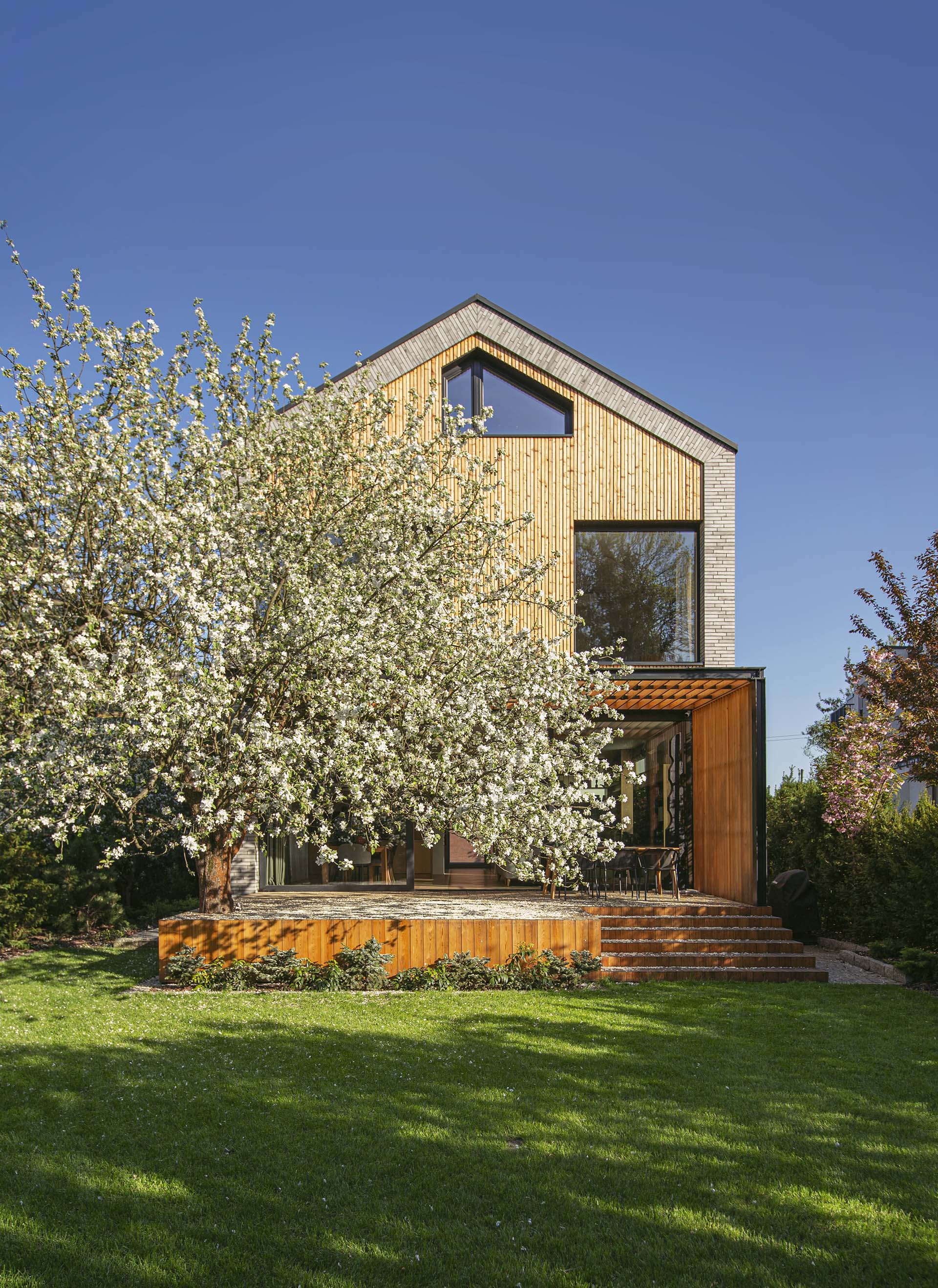 The Apple House by BXB studio Boguslaw Barnas - Architizer