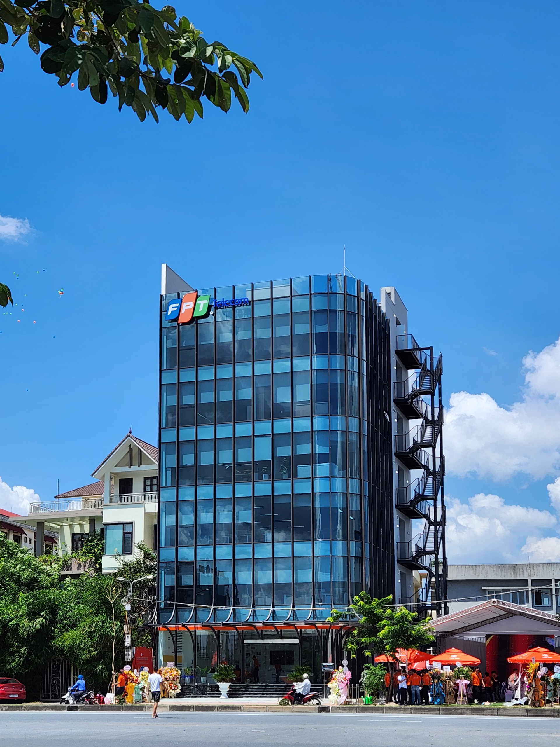 FPT TELECOM OFFICE by XMArchitect - Architizer