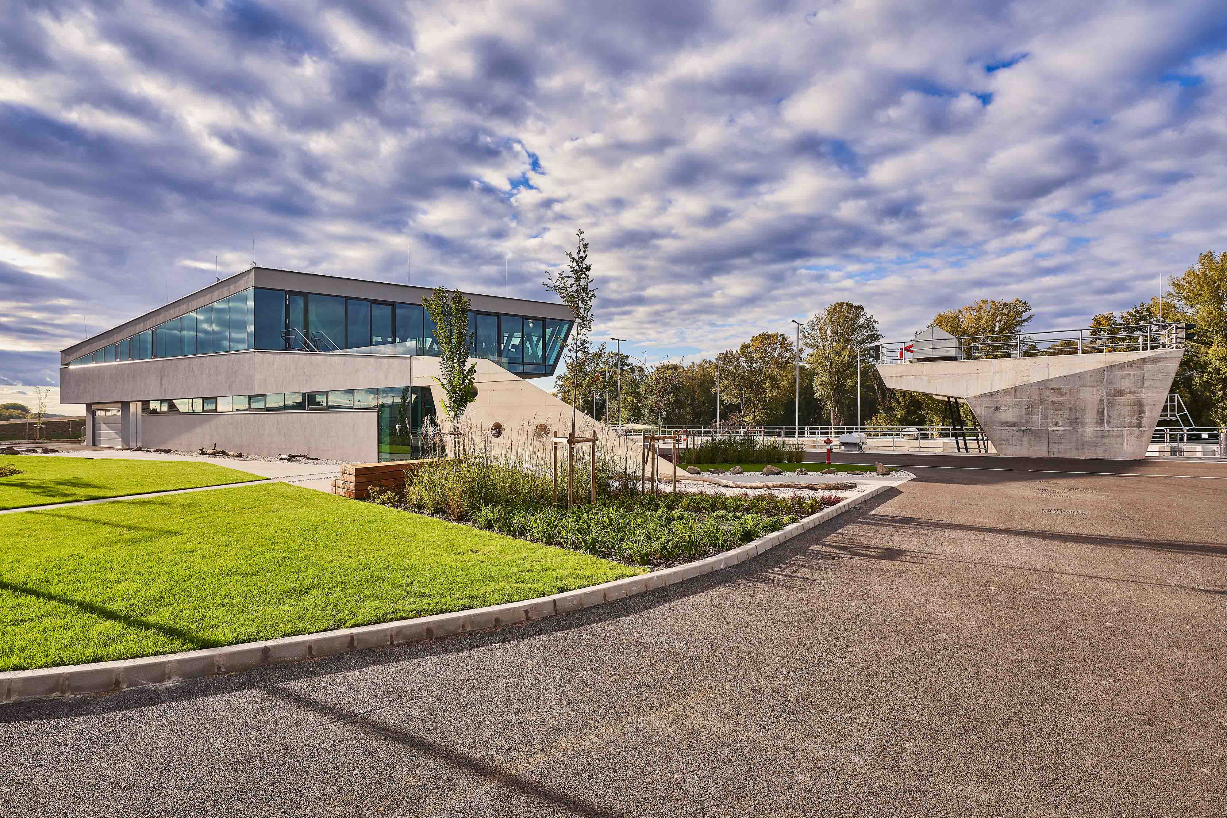 Mosoni-Duna Flood gate and Control building by TÉRHÁLÓZAT DESIGN KFT ...