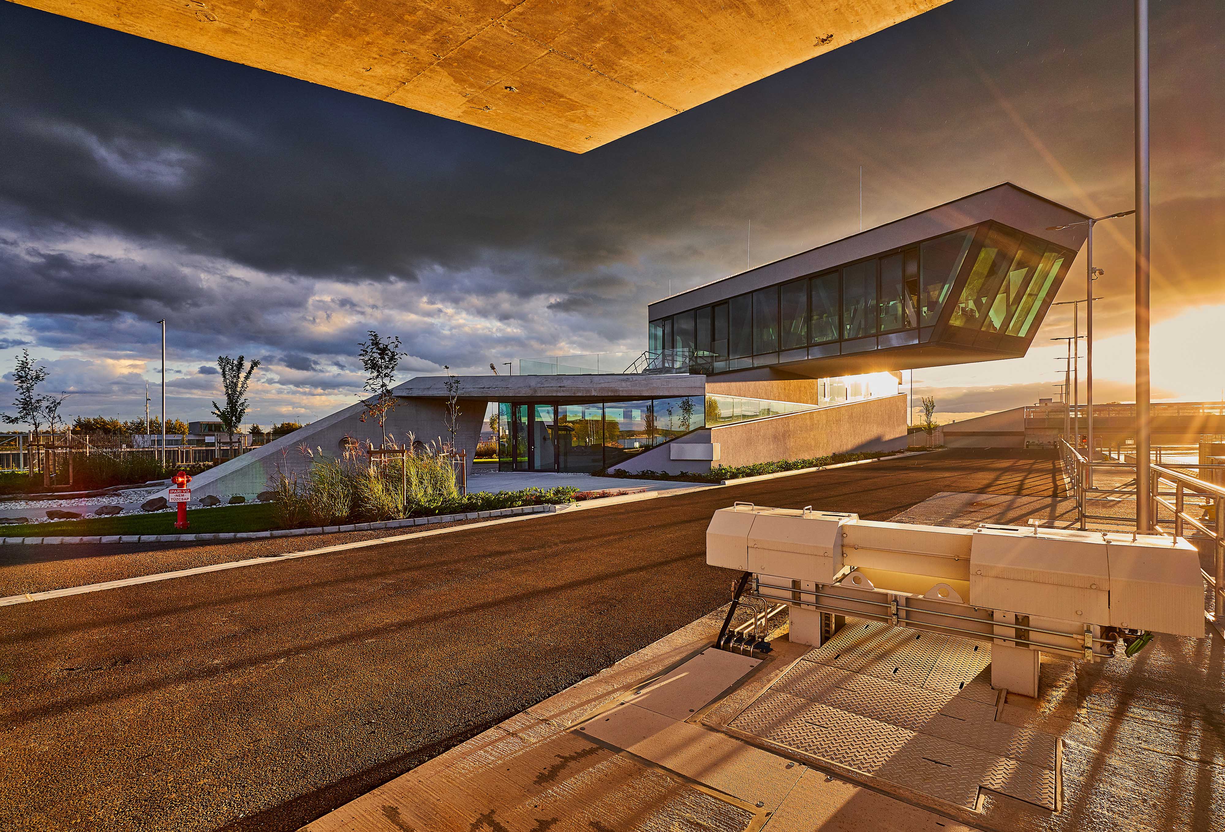 Mosoni-Duna Flood gate and Control building by TÉRHÁLÓZAT DESIGN KFT ...