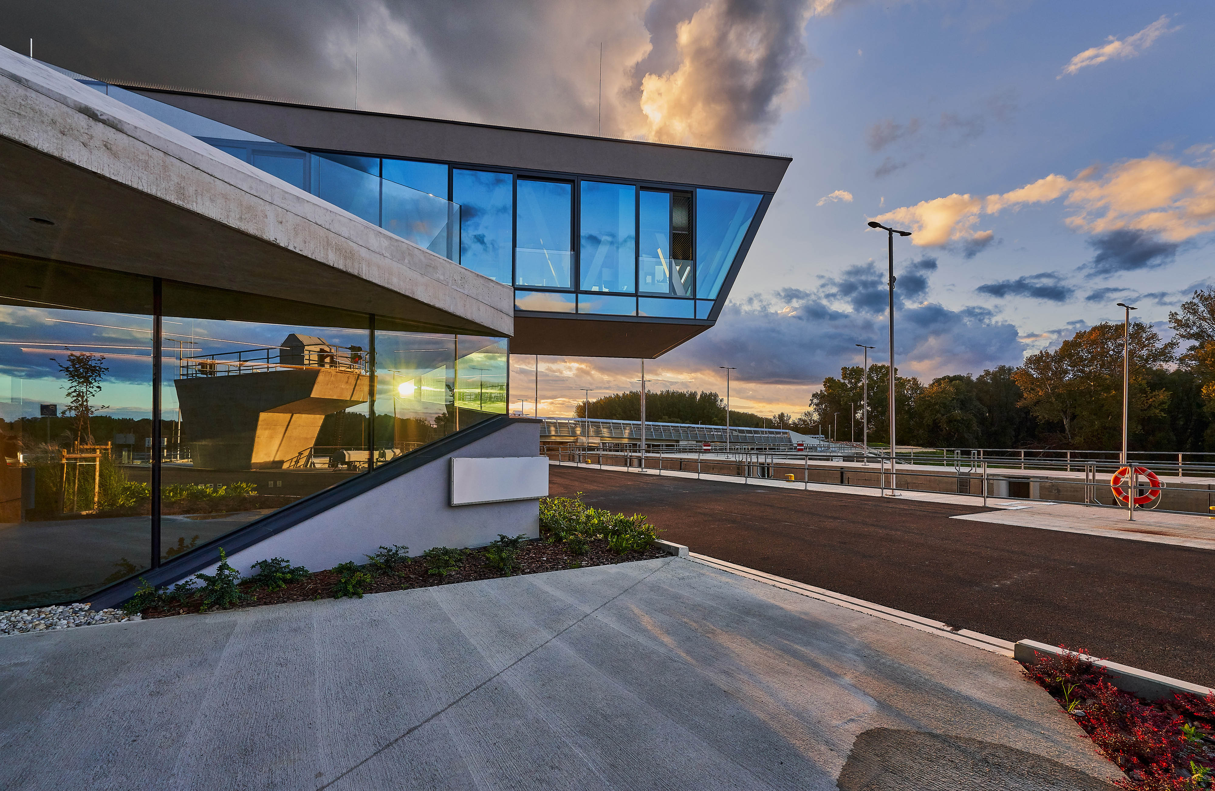 Mosoni-Duna Flood gate and Control building by TÉRHÁLÓZAT DESIGN KFT ...