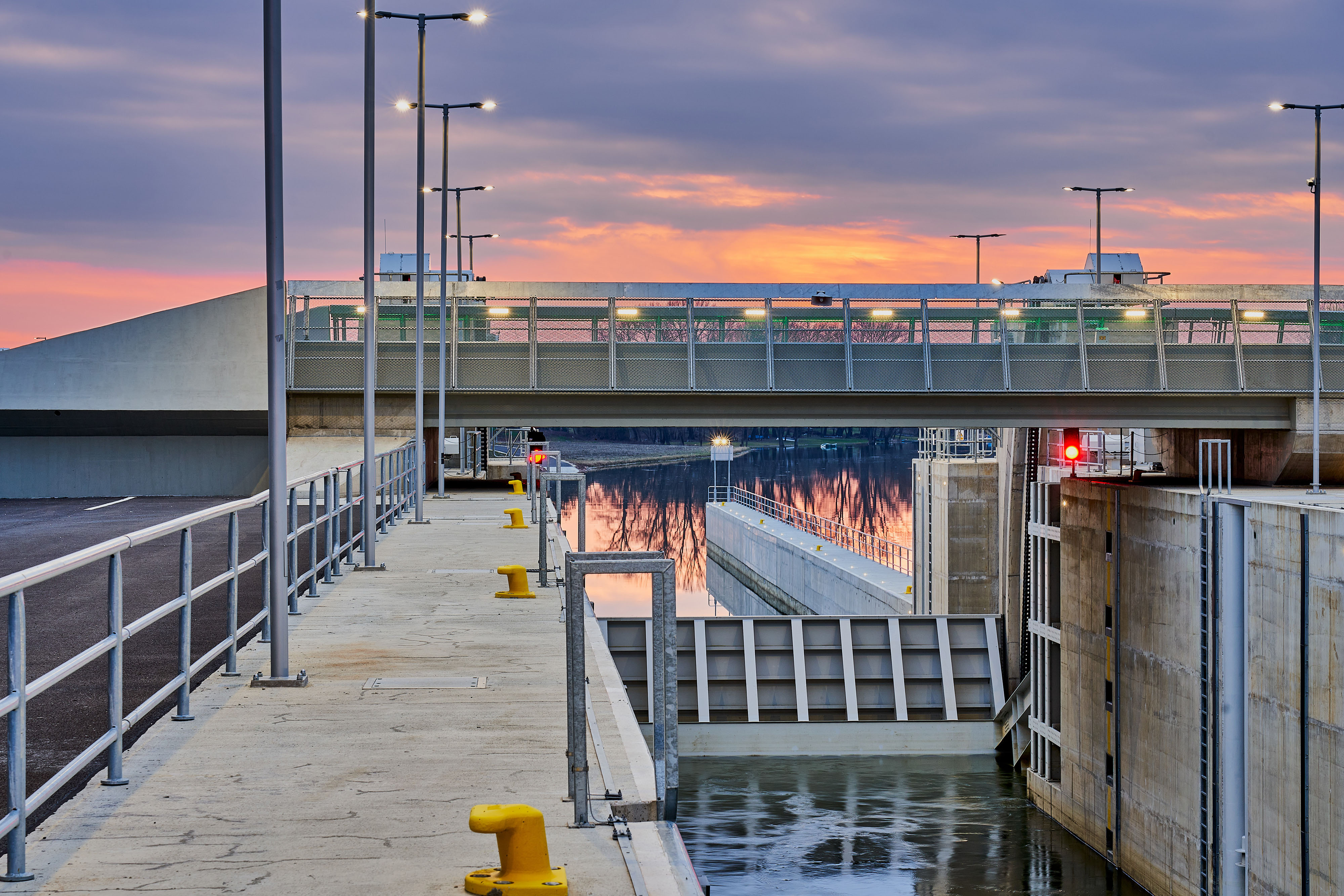 Mosoni-Duna Flood gate and Control building by TÉRHÁLÓZAT DESIGN KFT ...