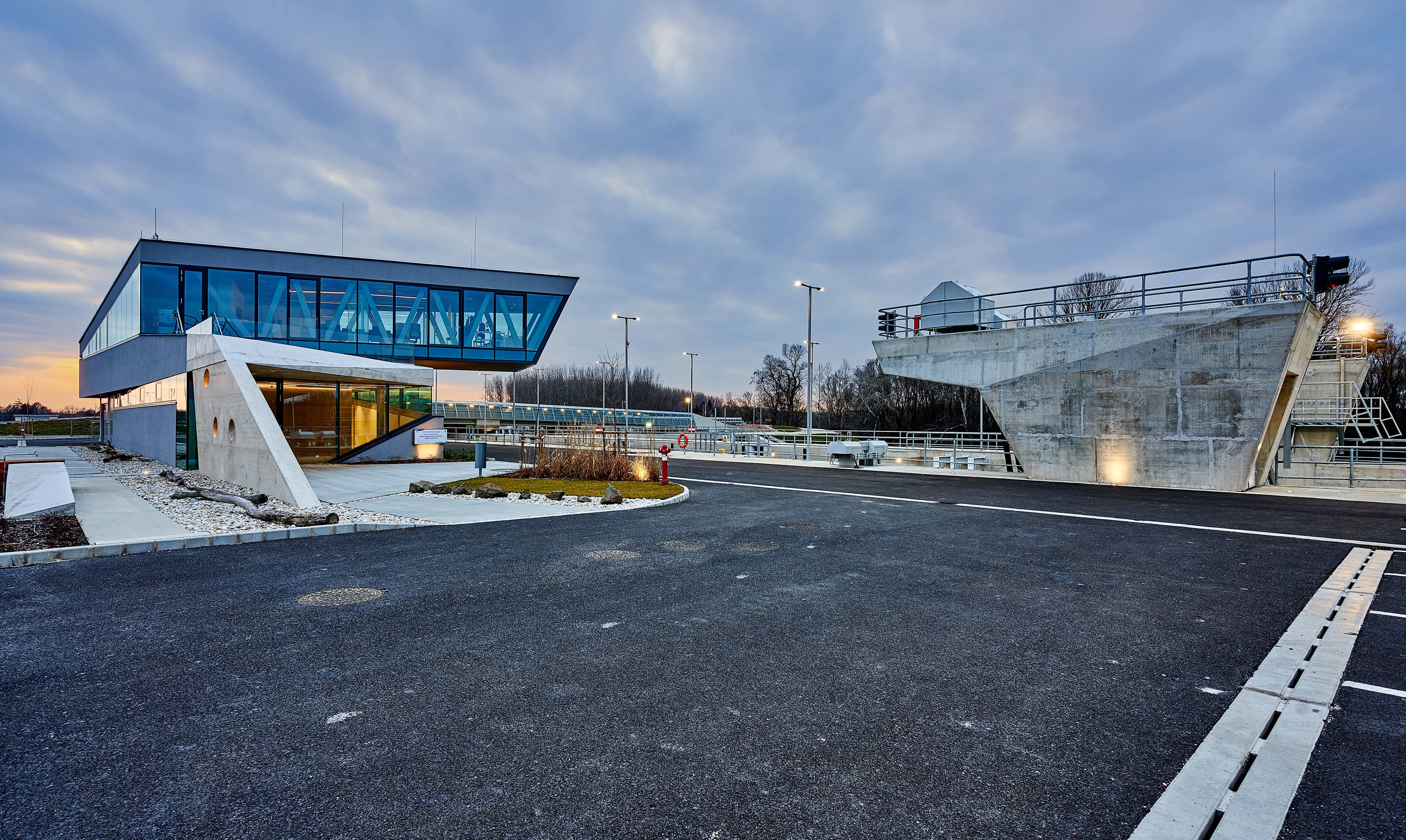 Mosoni-Duna Flood gate and Control building by TÉRHÁLÓZAT DESIGN KFT ...