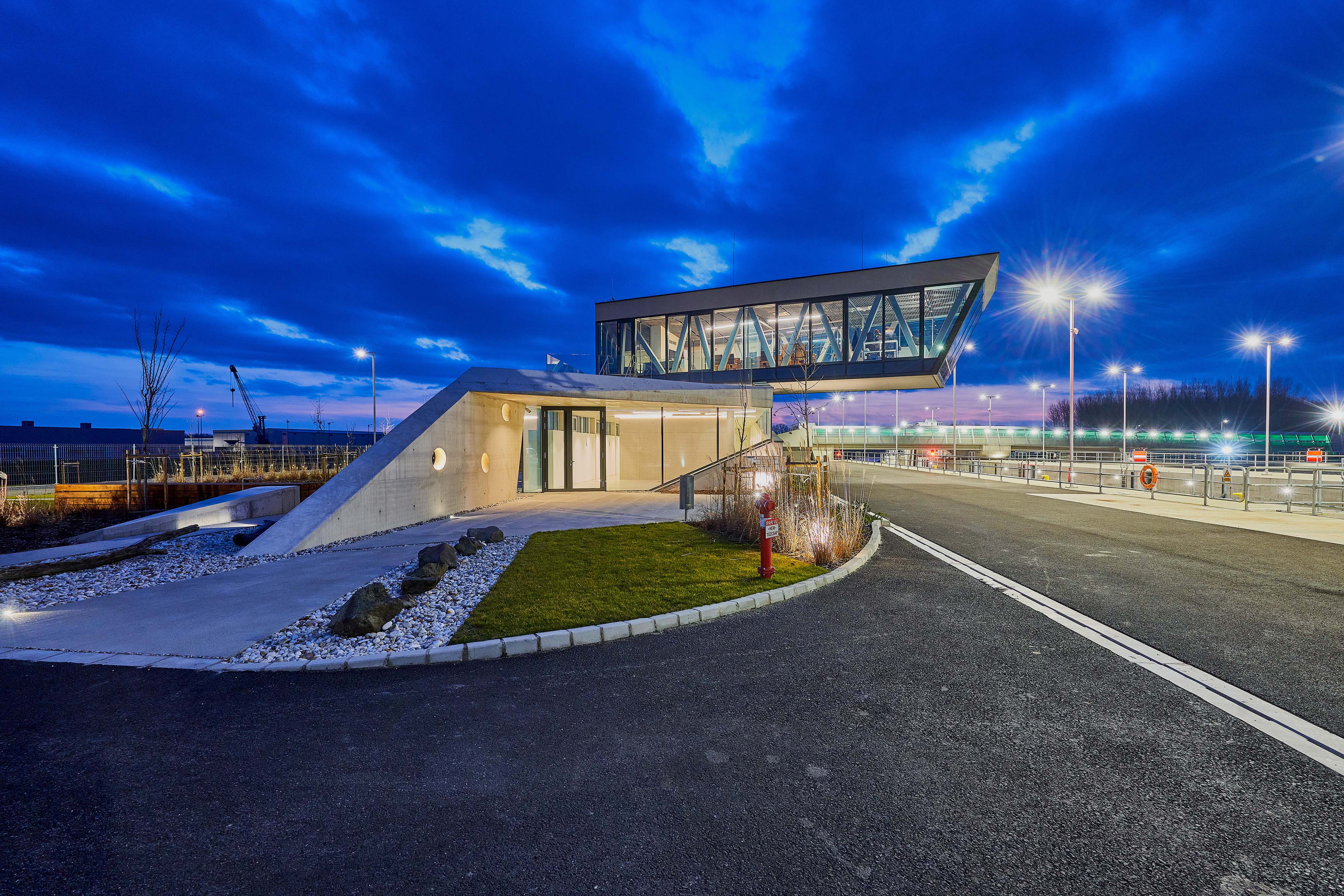 Mosoni-Duna Flood gate and Control building by TÉRHÁLÓZAT DESIGN KFT ...