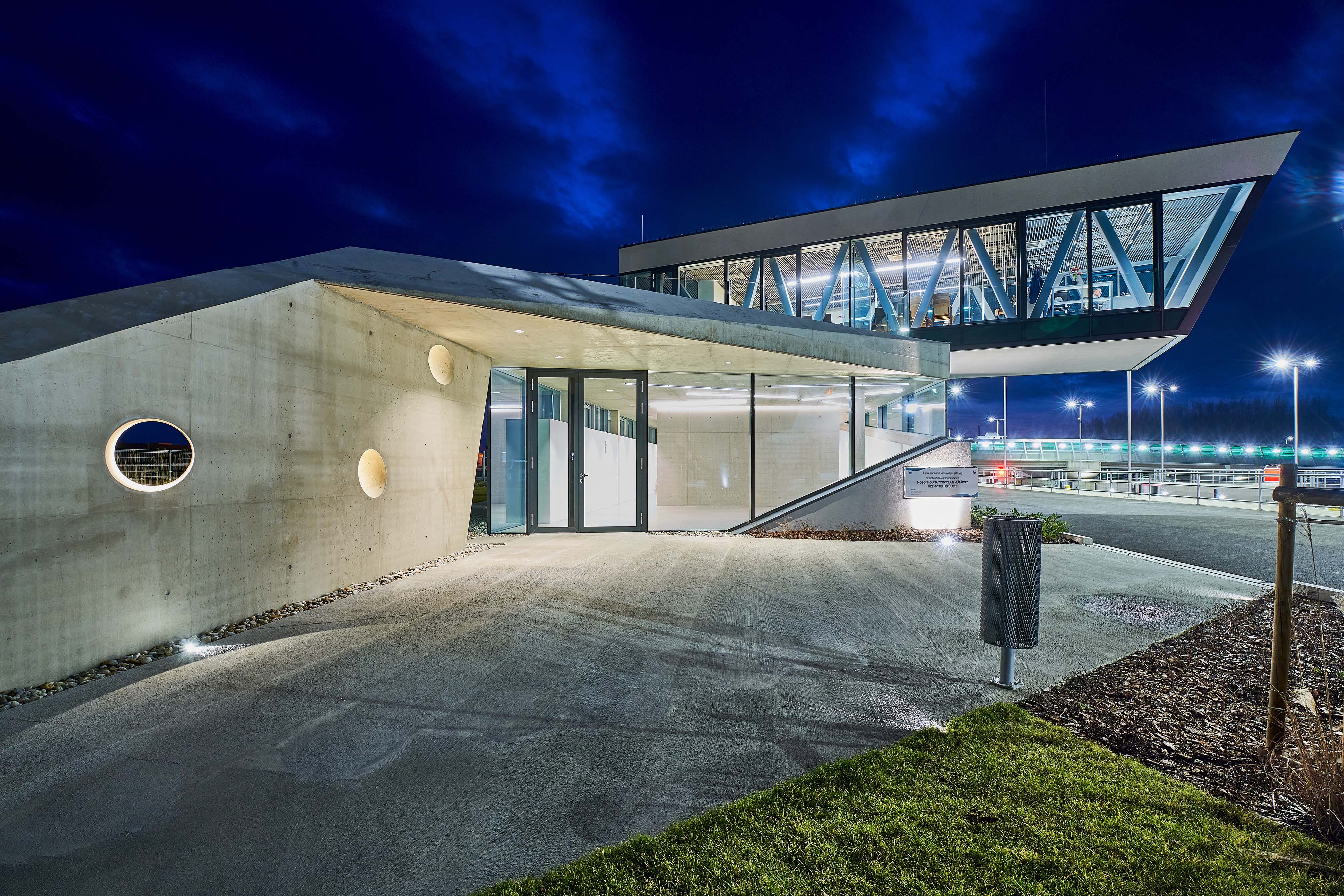 Mosoni-Duna Flood gate and Control building by TÉRHÁLÓZAT DESIGN KFT ...