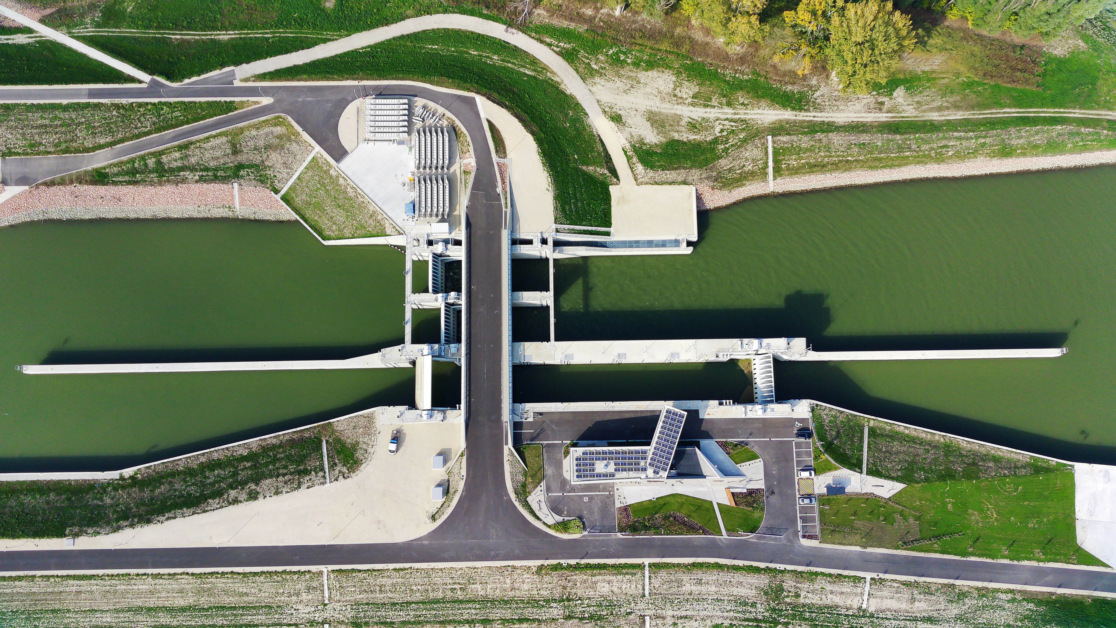 Mosoni-Duna Flood gate and Control building by TÉRHÁLÓZAT DESIGN KFT ...