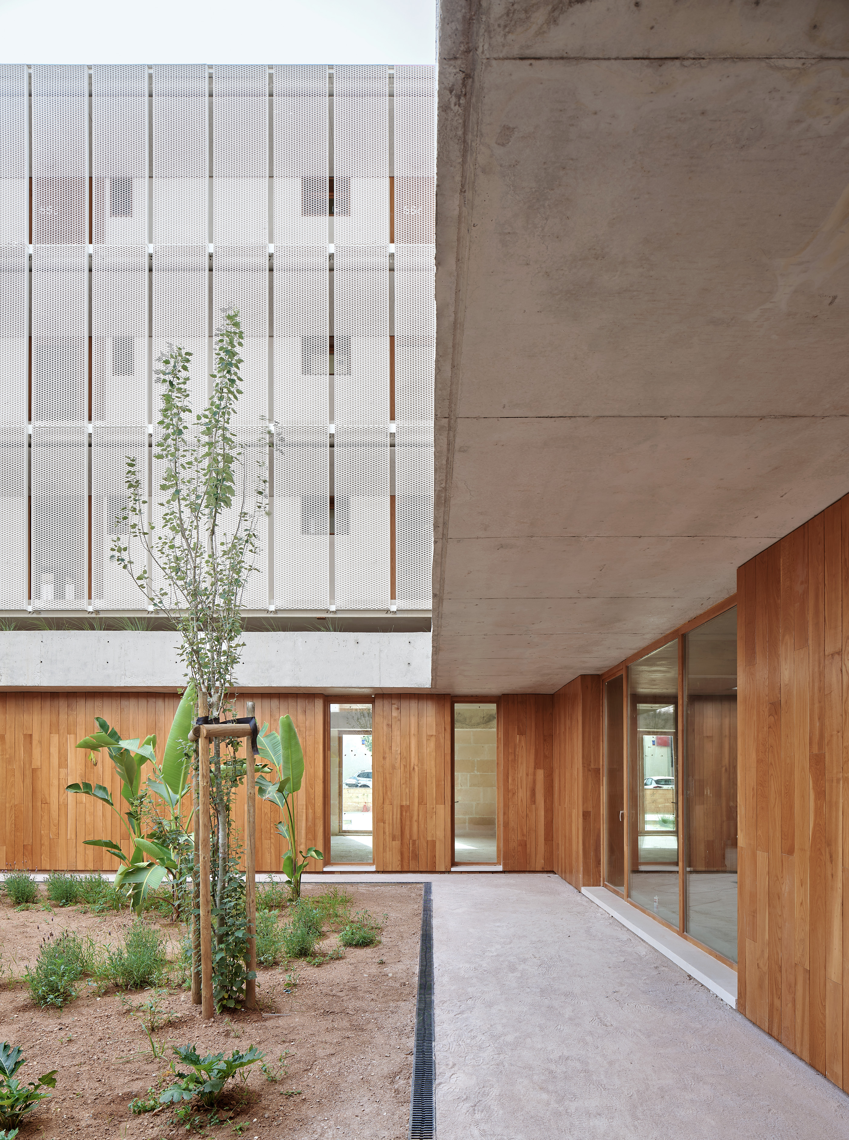57 social housing, day center and social premises in Es Molinar by ...