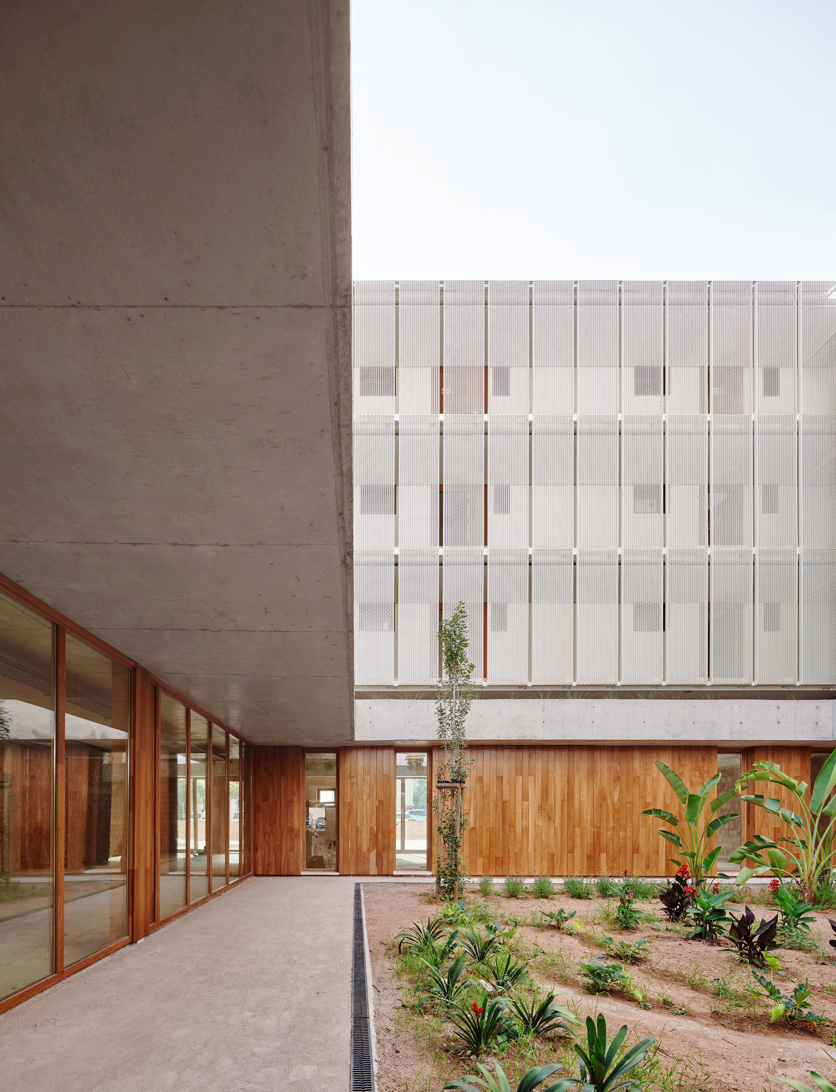 57 social housing, day center and social premises in Es Molinar by ...